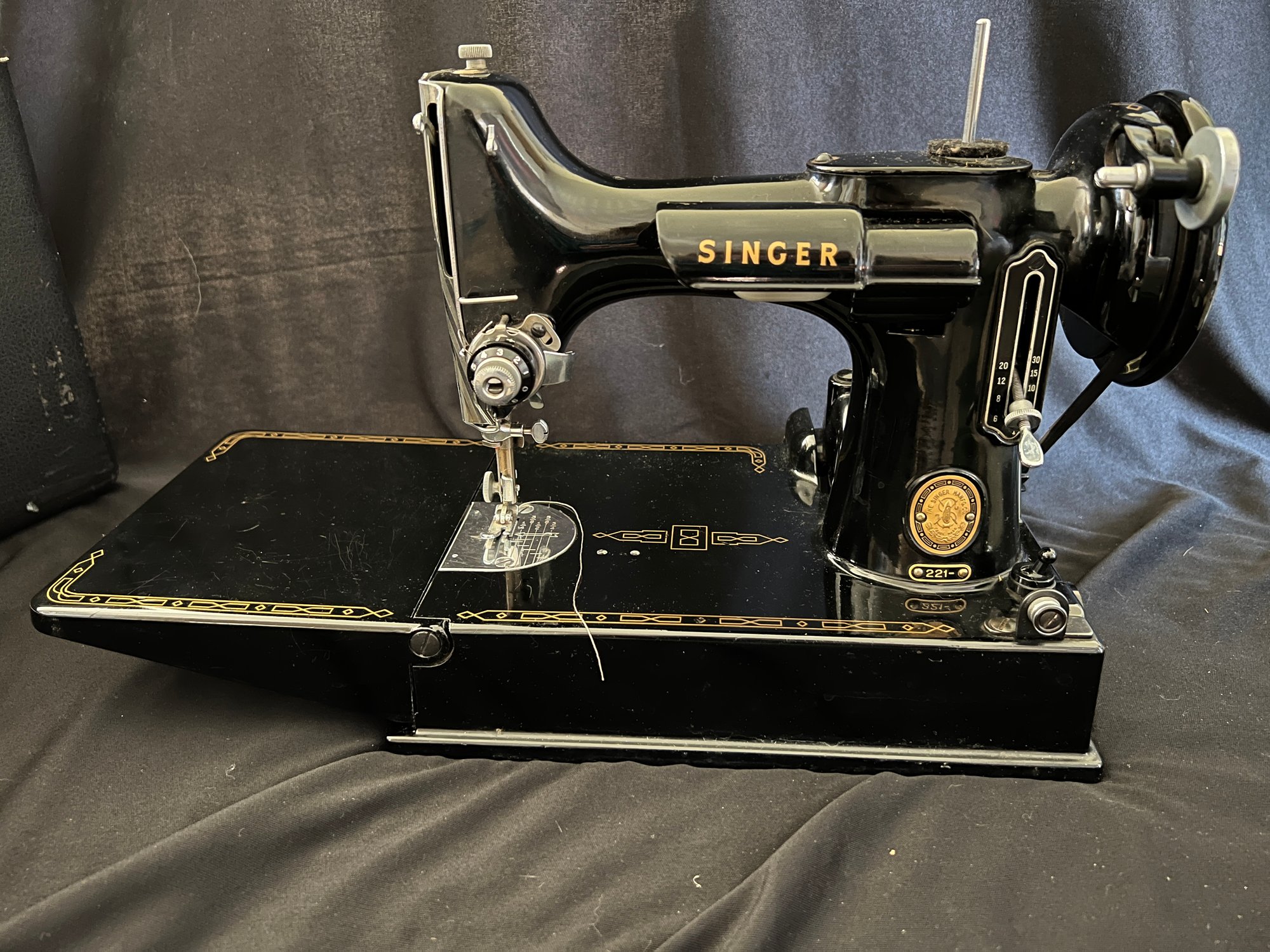 R8 Vintage Portable Singer Electric Sewing Machine With Travel Box And ...