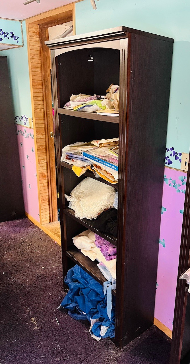 R0 All Fabric On Bookshelf! Included Patterns #56099 | Auctionninja.com