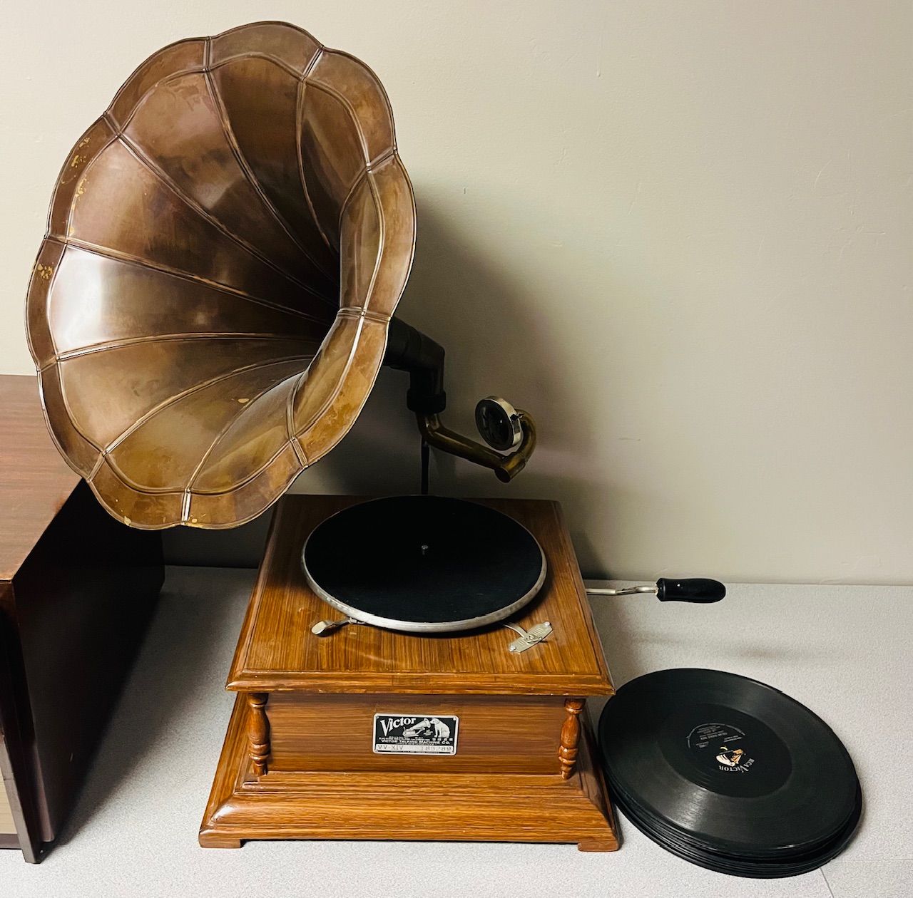 R13 Victrola Wind Up Phonograph Record Player Plus Stack Of 78 Speed ...
