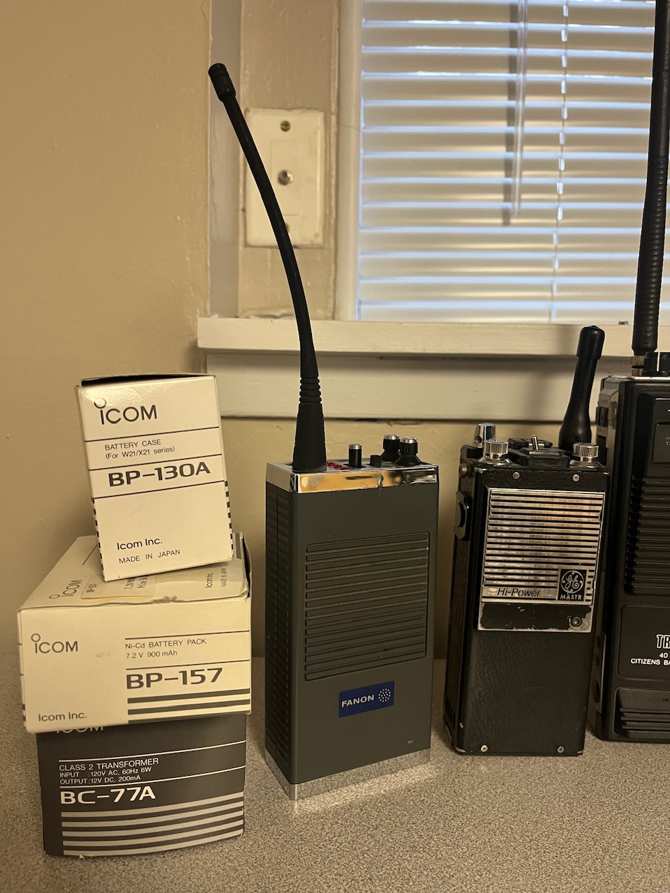 R13 Lot Of Handheld Radios Scanners Transceivers Bendix King Battery Charger And Cases #44556 ...