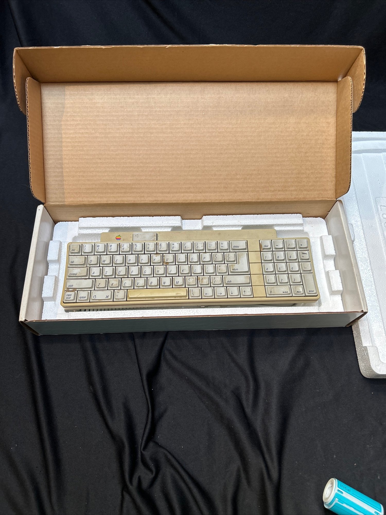 R2 Old Vintage Apple Keyboard #39952 | Auctionninja.com