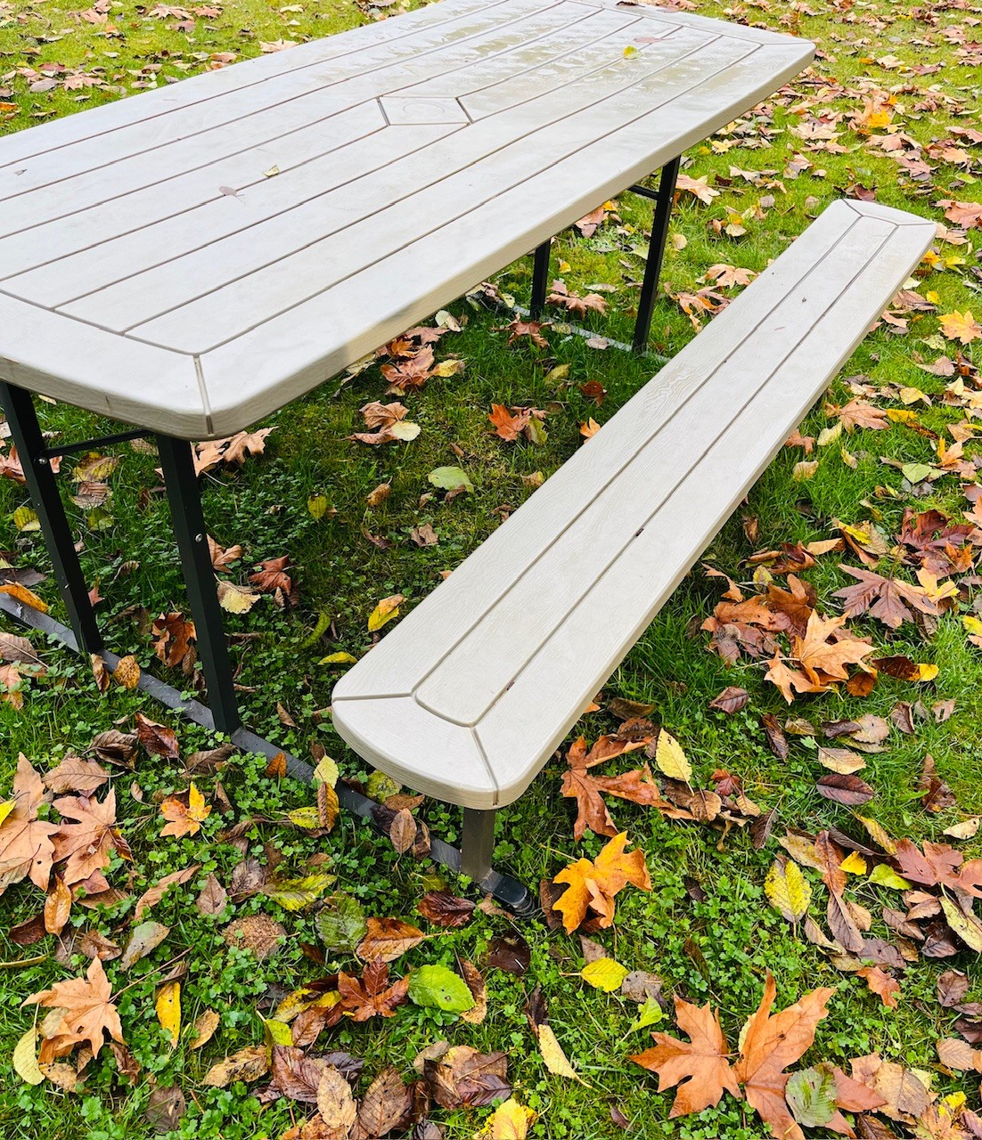 R00 Plastic Picnic Table All One Piece Benches Connected To Table ...