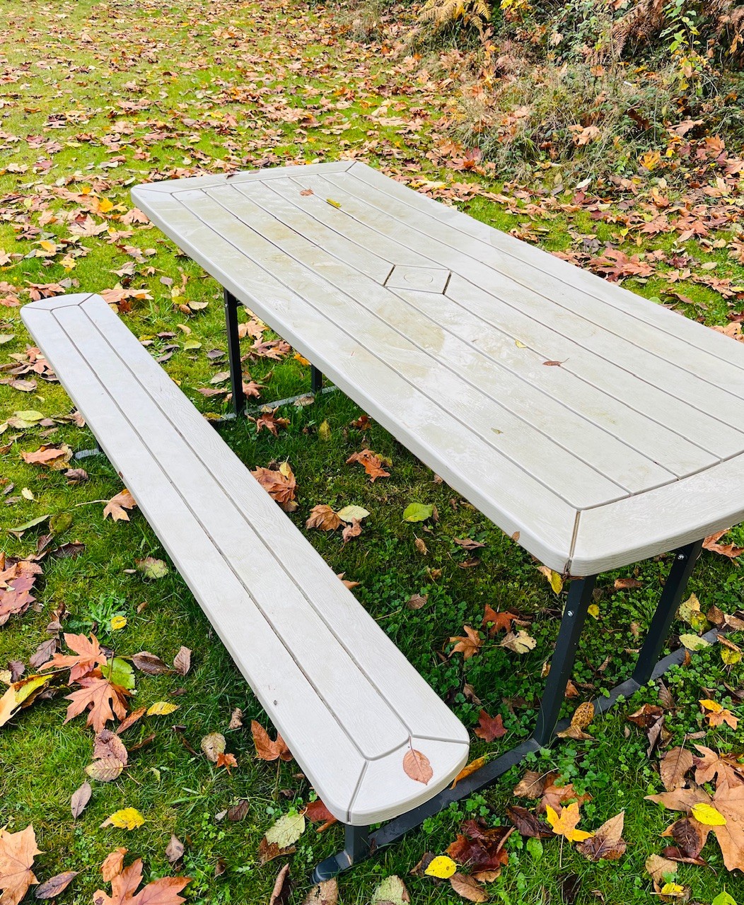 R00 Plastic Picnic Table All One Piece Benches Connected To Table ...