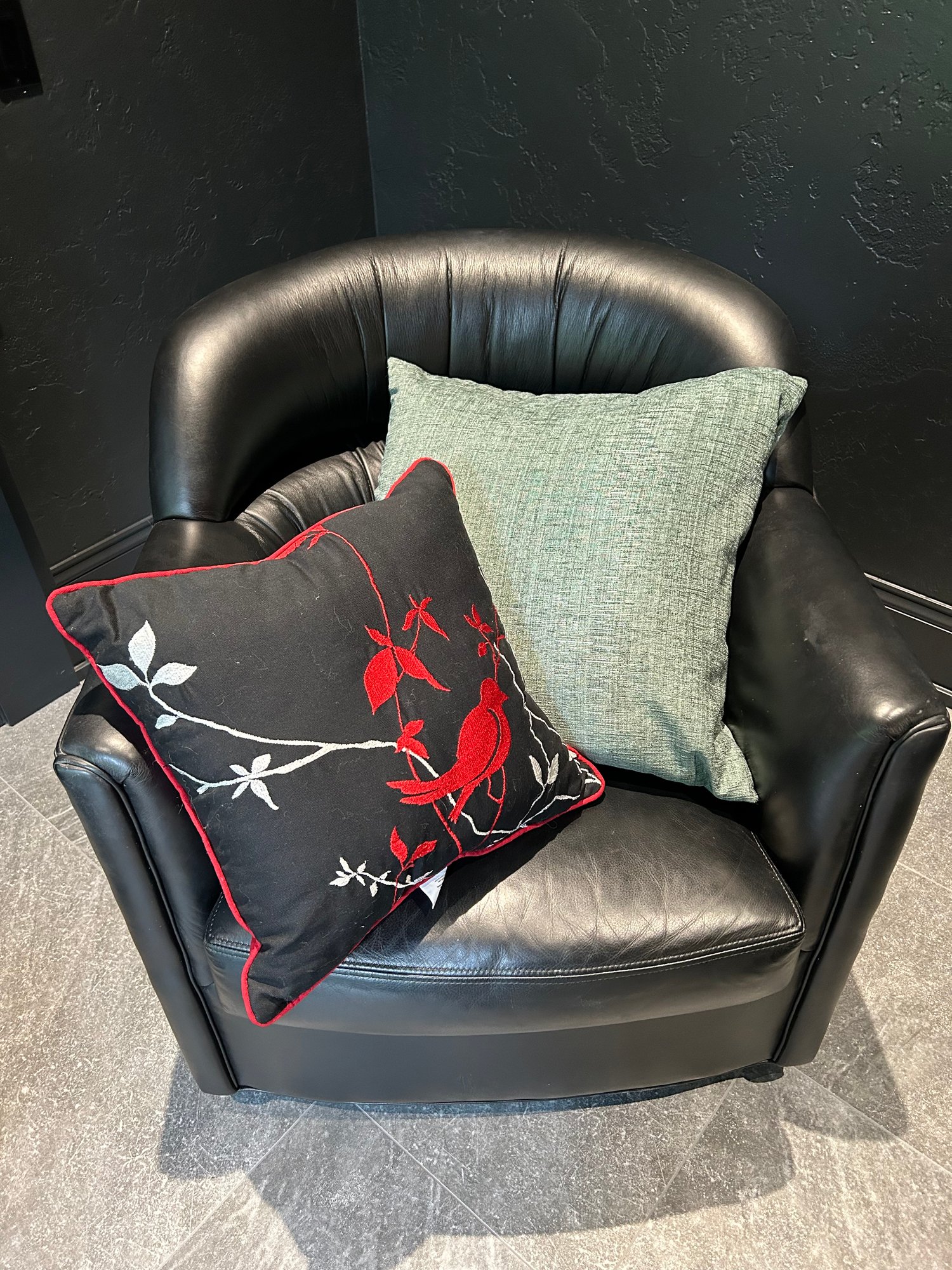 R1 Black Swivel Chair With Two Pillows One Of Two #42944 | Auctionninja.com