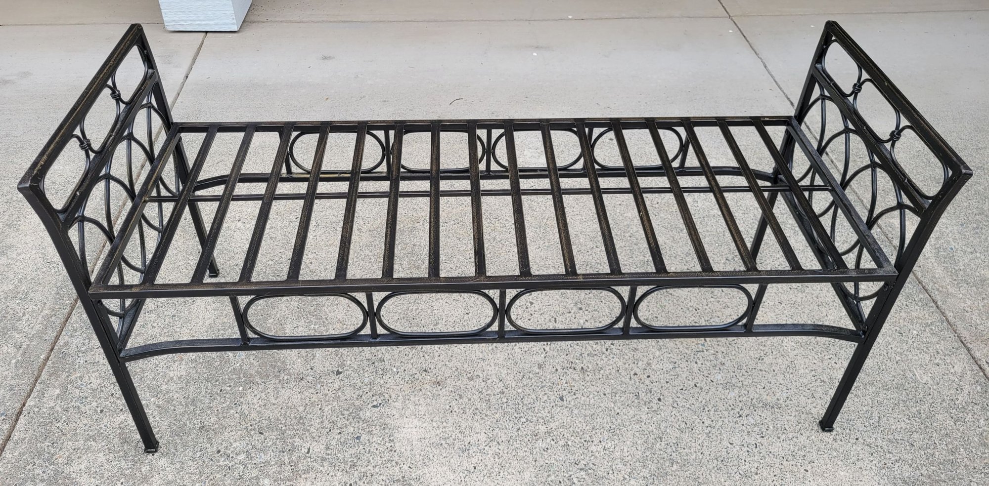 R00 Outdoor Metal Bench #41460 | Auctionninja.com