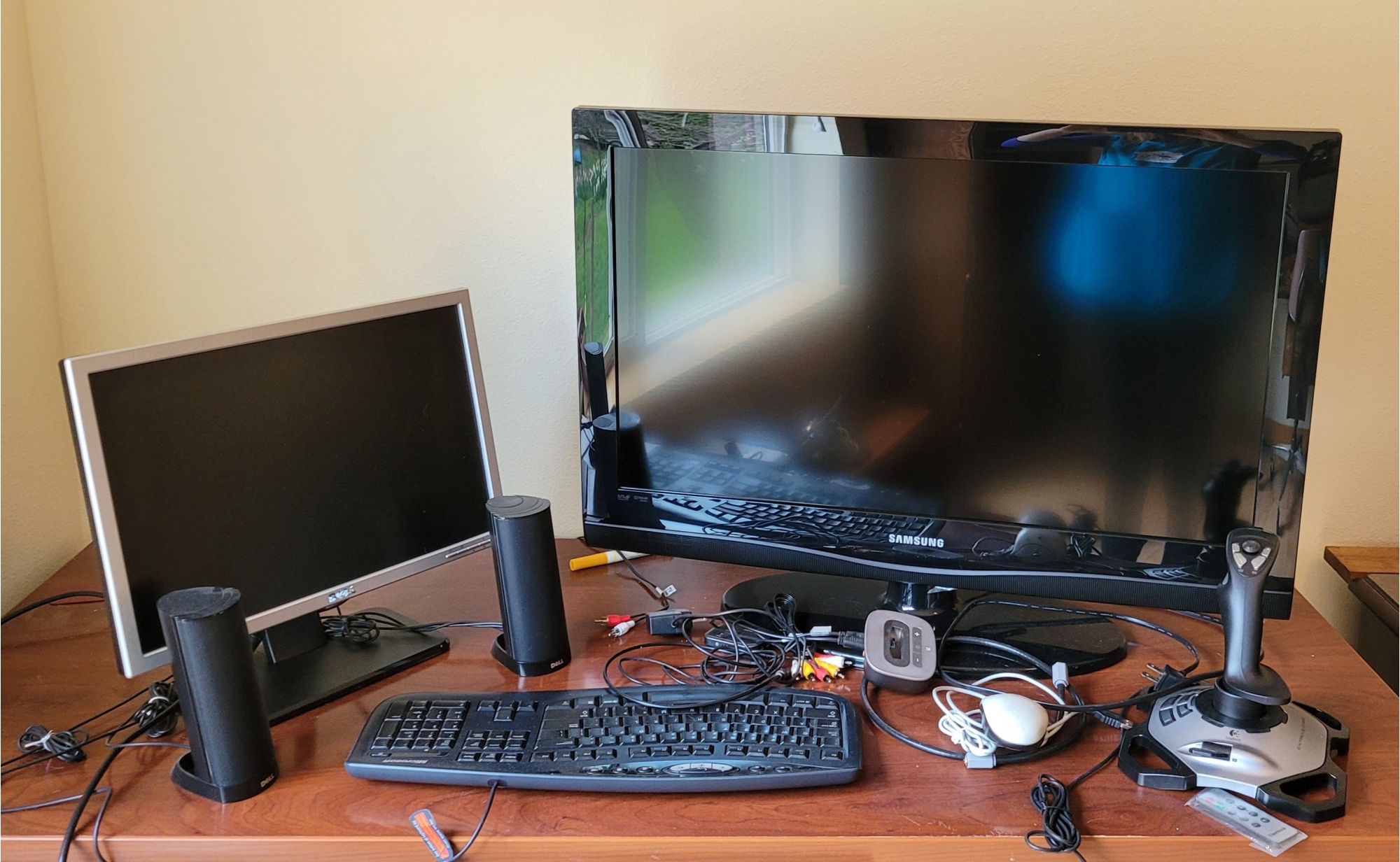 R6 Samsung TV, Dell Computer, Dell Speakers, Chrome Acer LaptopLogitech ...