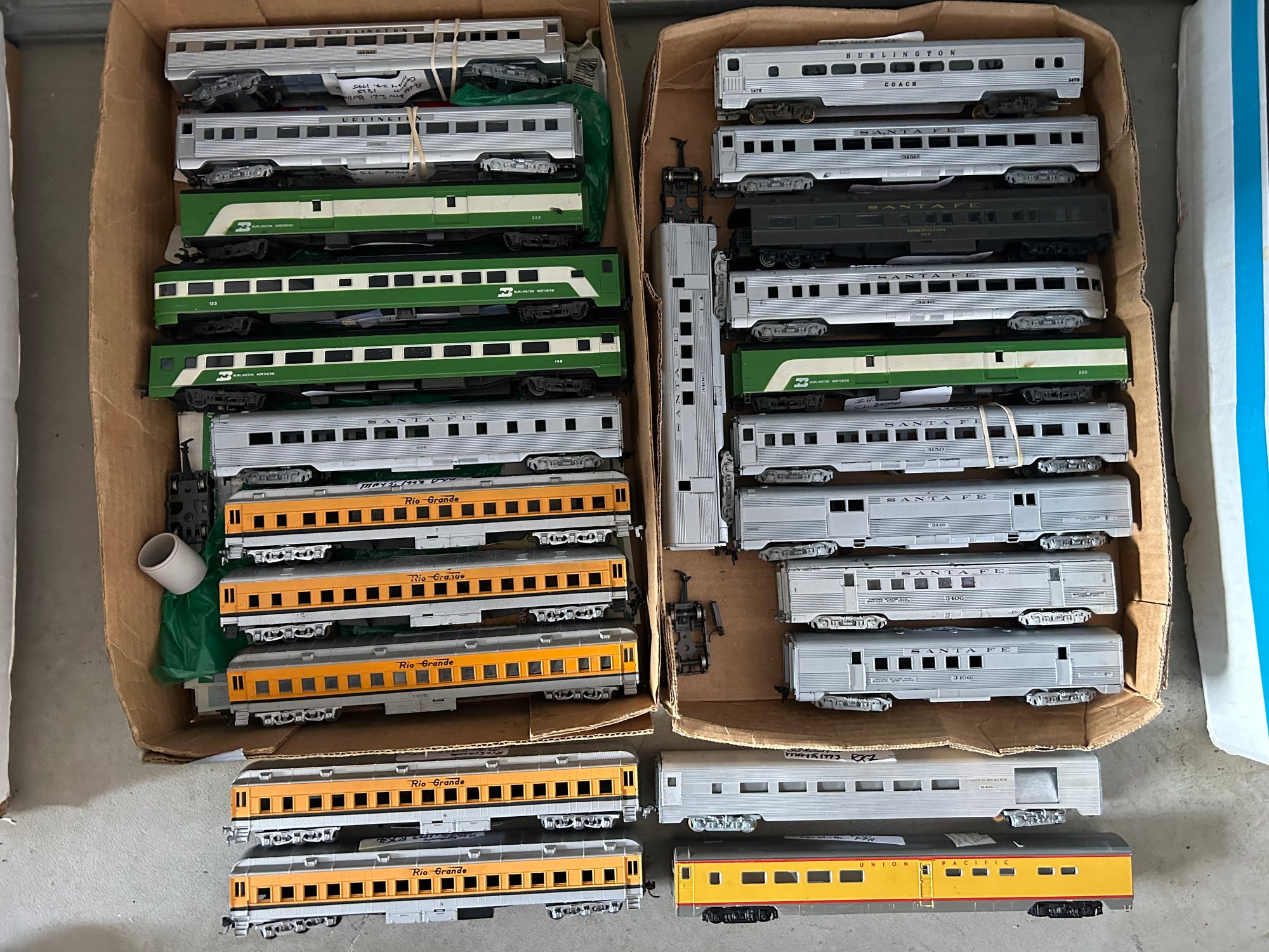 HO Scale Passenger Cars - 23 Cars #21980 | Auctionninja.com