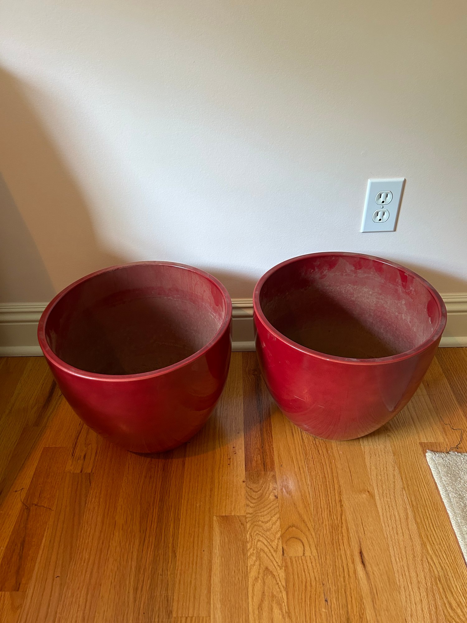 2 Red Planters #2999 | Auctionninja.com