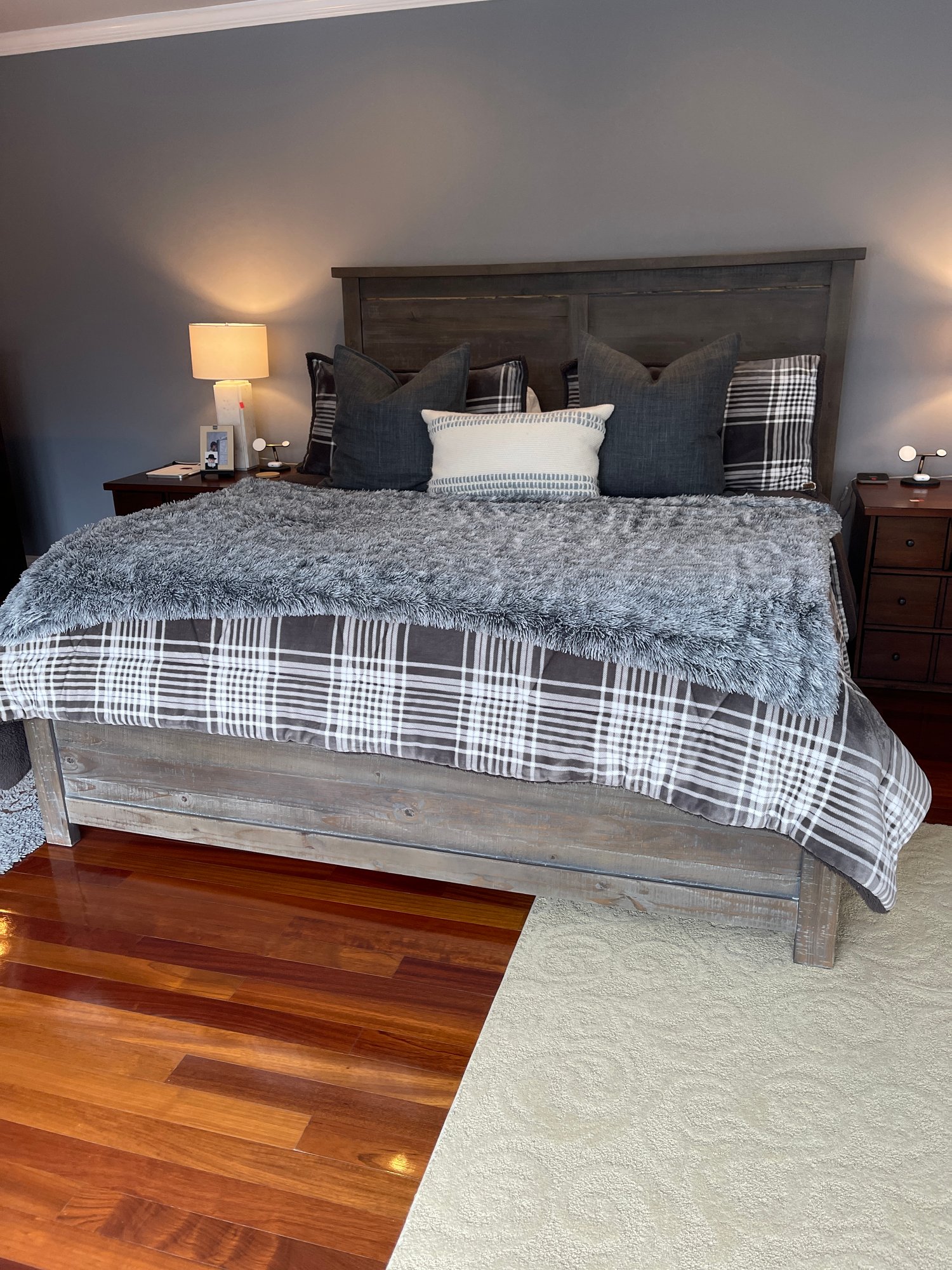 Rustic King Bedframe #3711 | Auctionninja.com