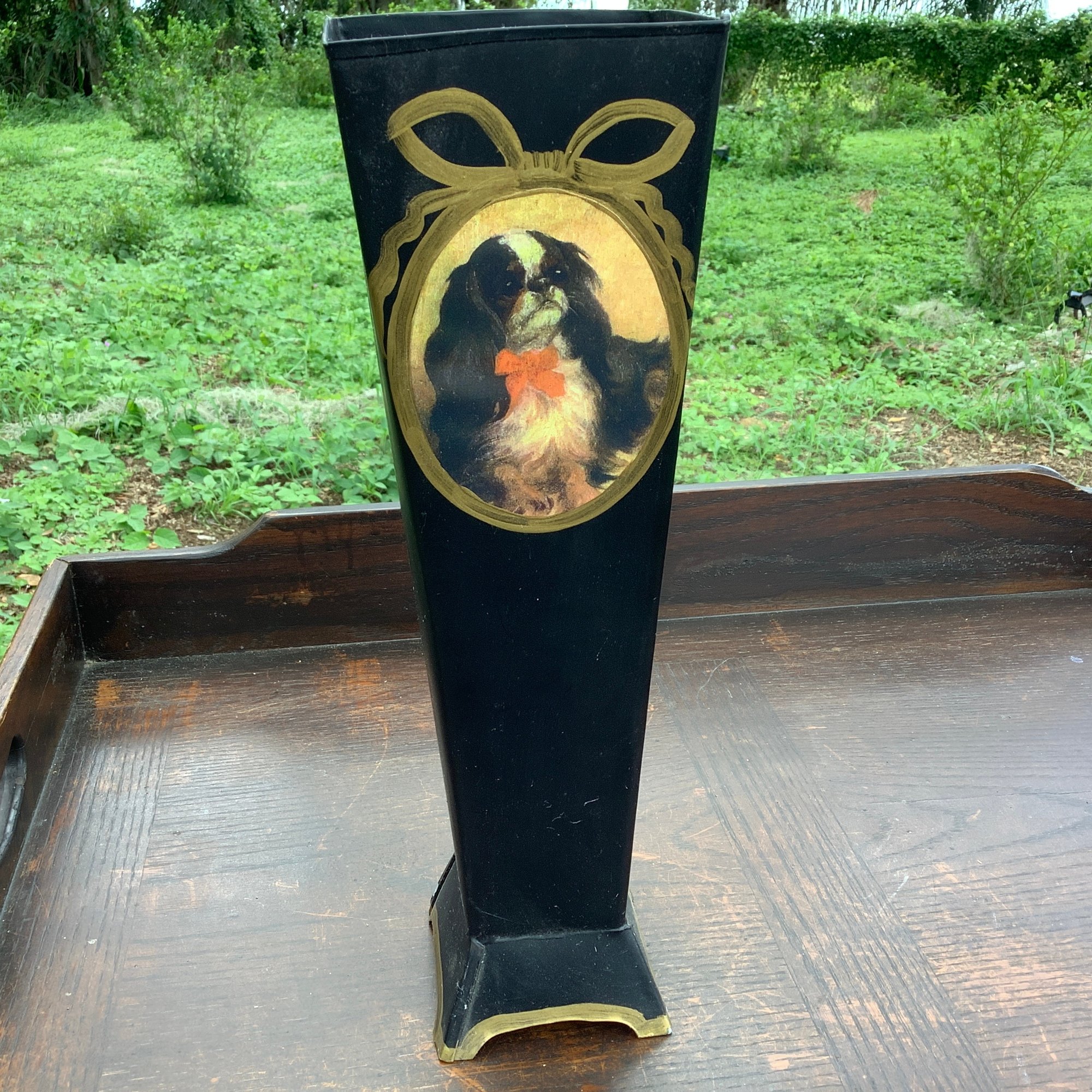 Royal Toy Spaniel Vase- Painted Metal #9190 | Auctionninja.com