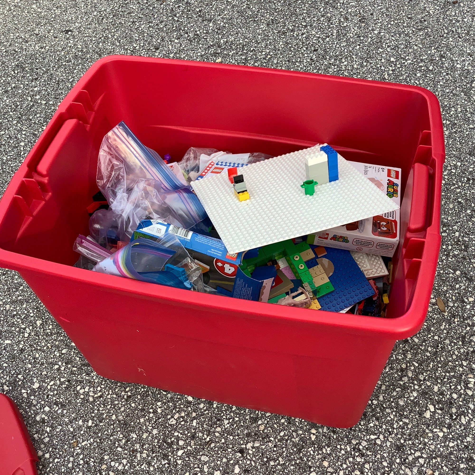 HUGE Giant Tub Of Legos #9270 | Auctionninja.com