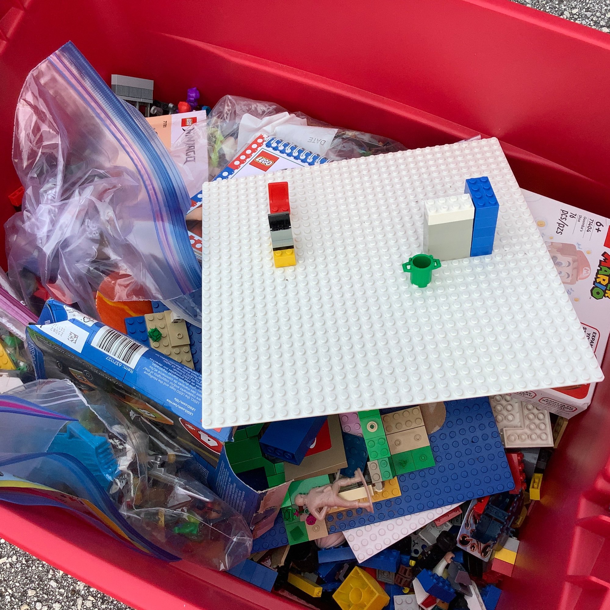 HUGE Giant Tub Of Legos #9270 | Auctionninja.com