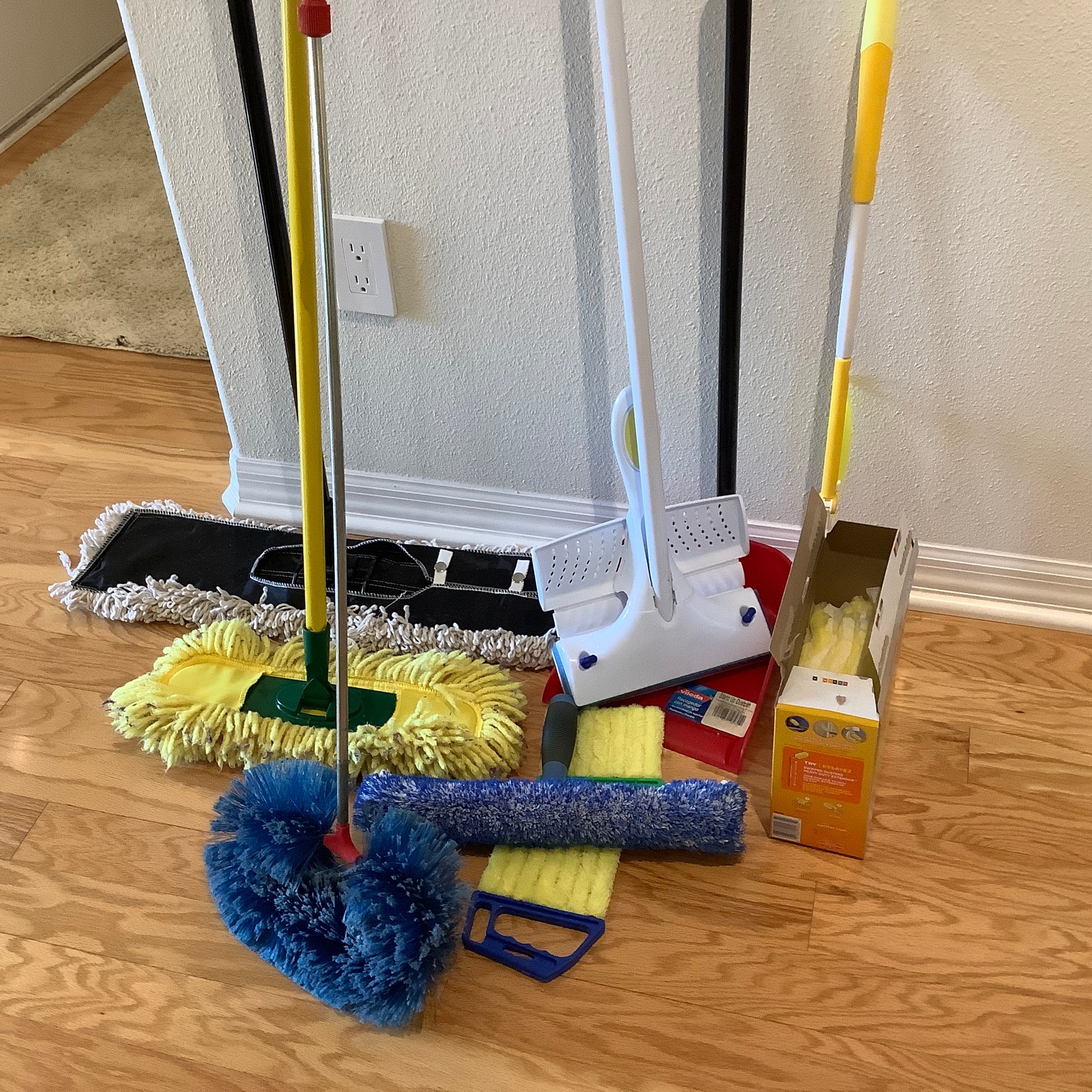 Mops, Swiffers, Dusters, And Dry Mops #7878 | Auctionninja.com