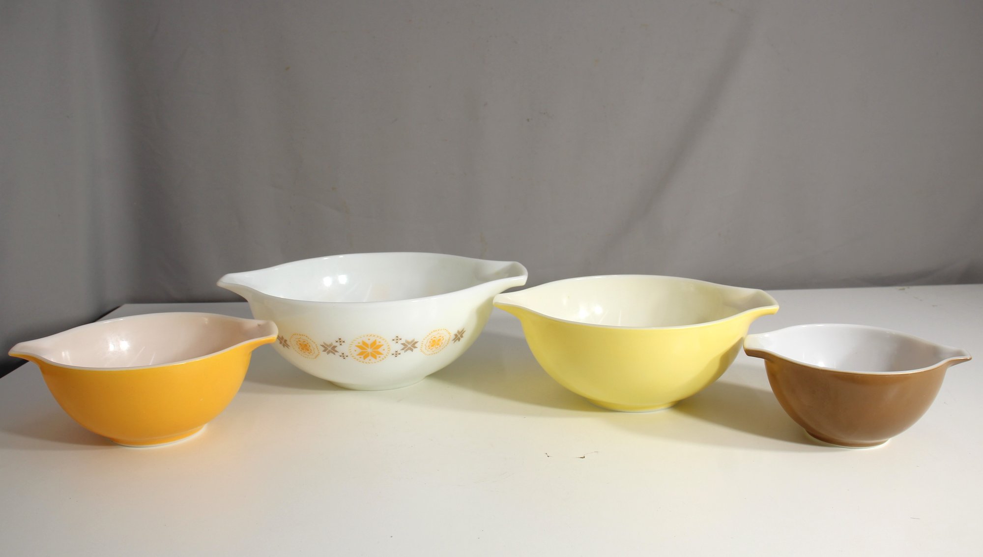Vintage Pyrex Mixing Bowl Set Assorted Colors And Patterns (4-Piece ...