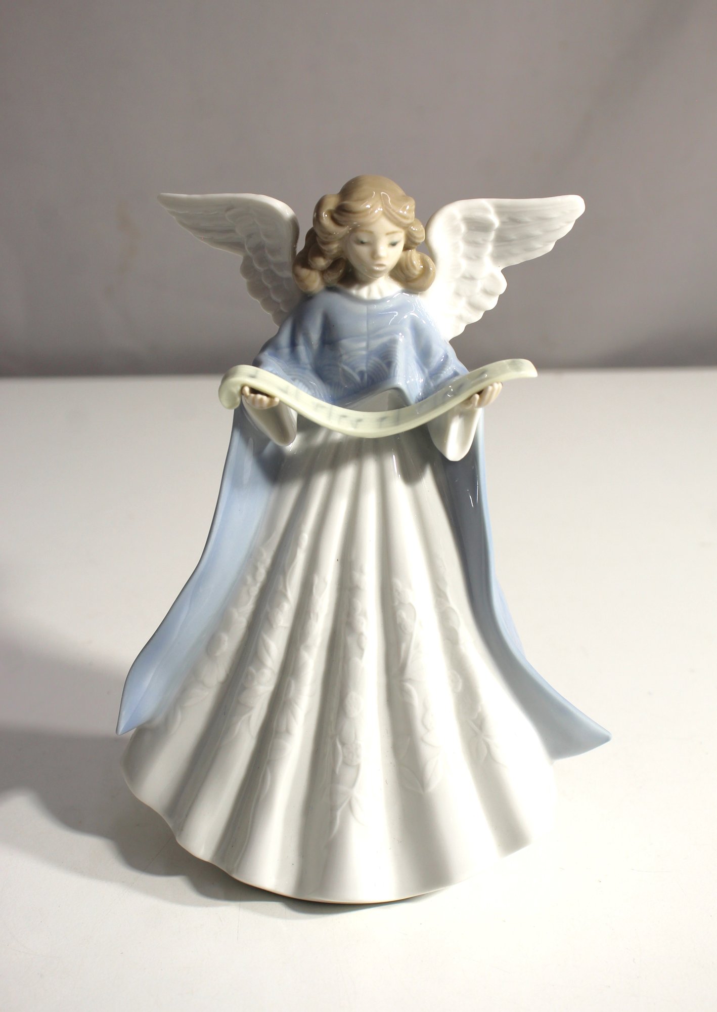 Lladro Porcelain Angel Figurine With Scroll #71295 | Auctionninja.com
