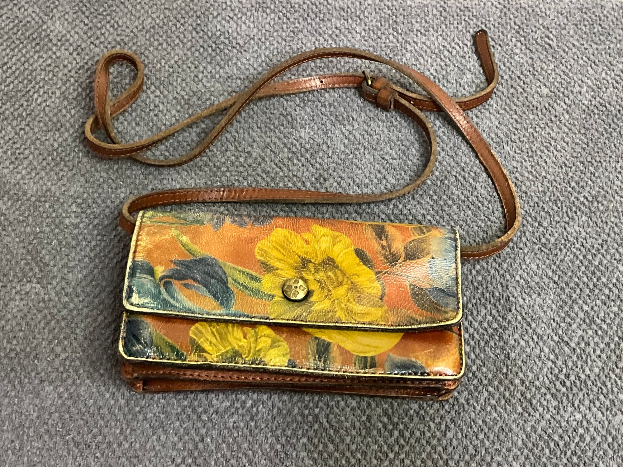 Patricia Nash Floral Wristlet #24911 | Auctionninja.com