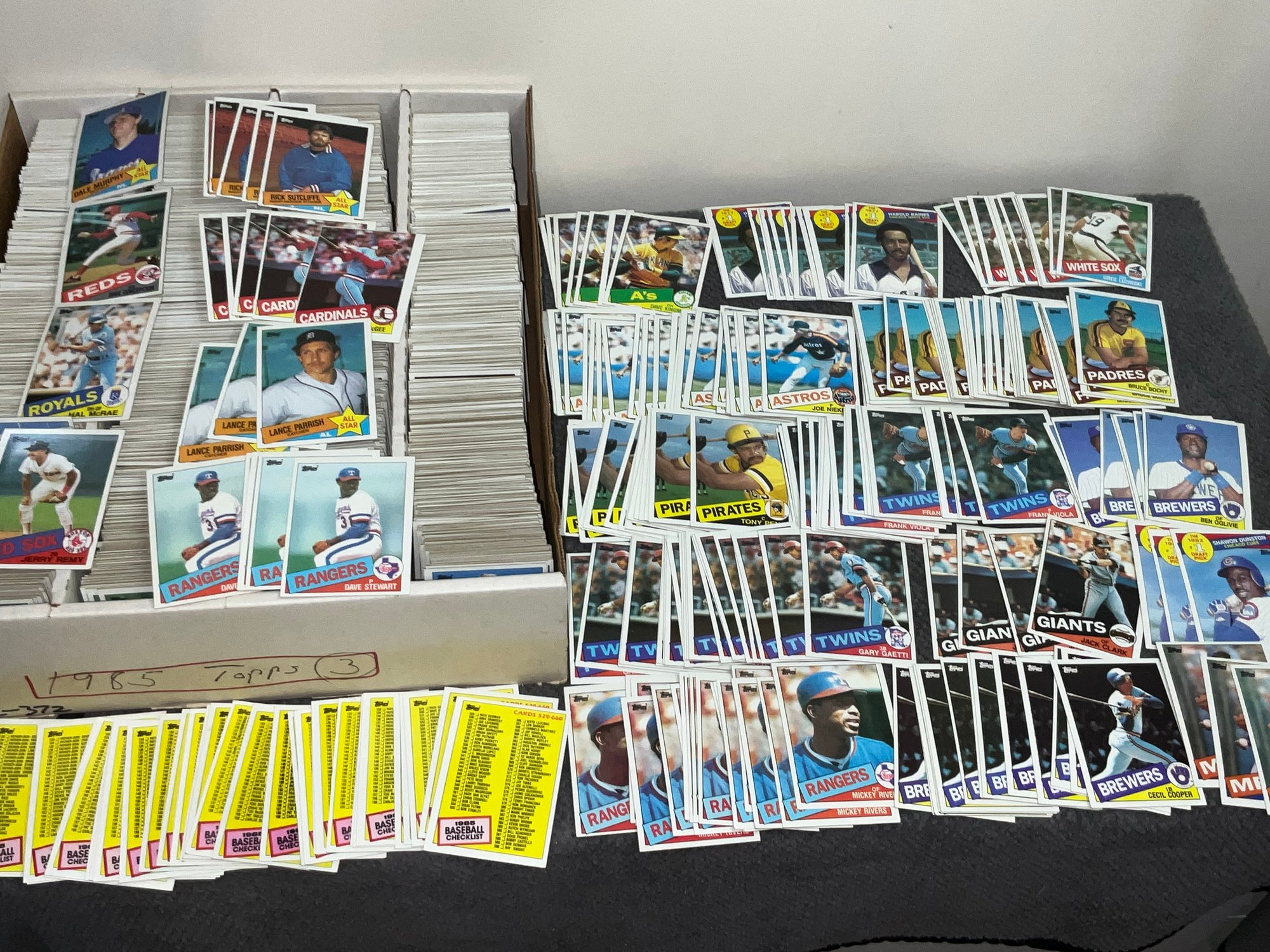 Huge Lot Of 1985 Topps Baseball Cards #25669 | Auctionninja.com