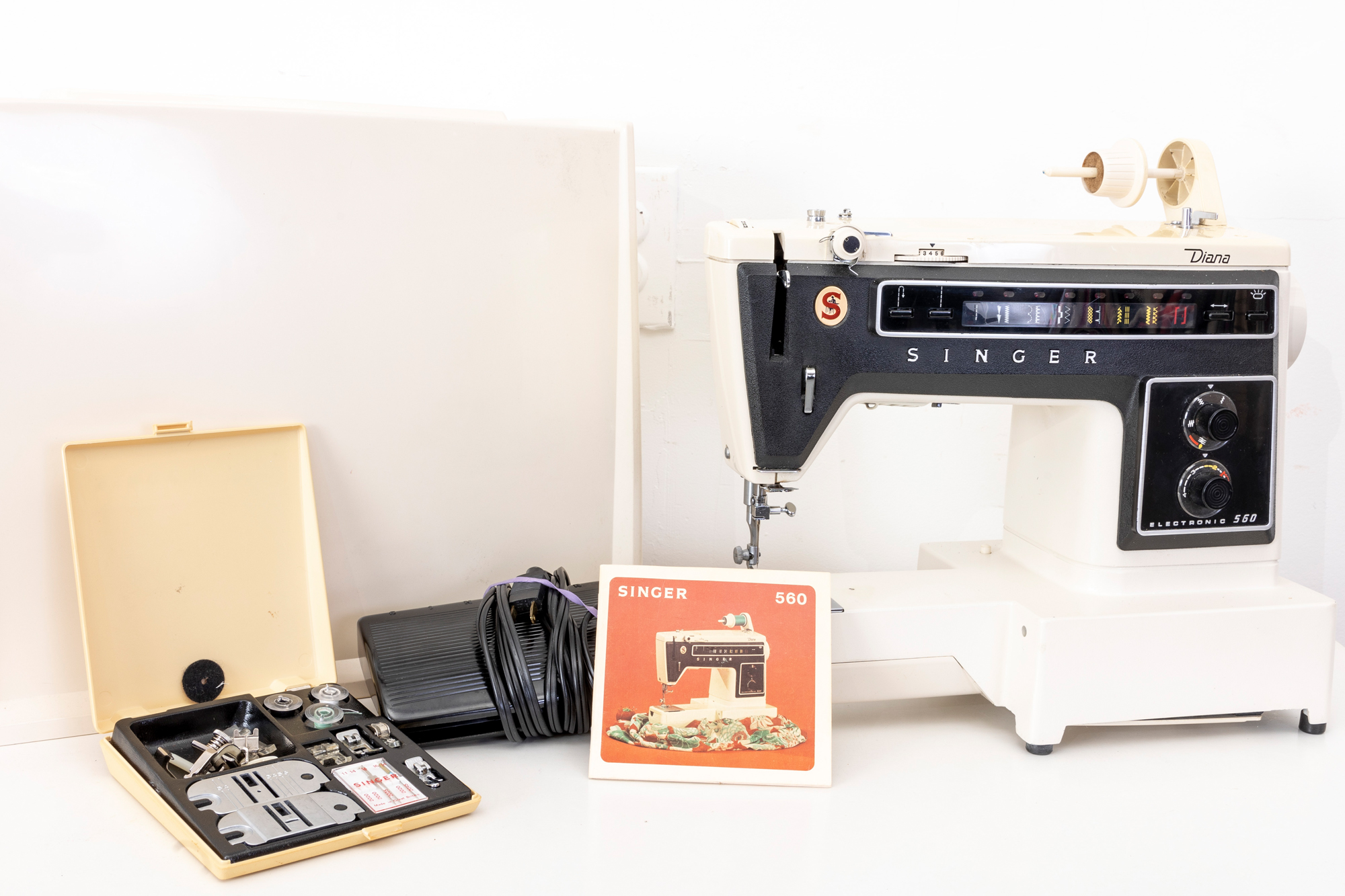 Vintage Singer 560 Sewing Machine #2124 | Auctionninja.com