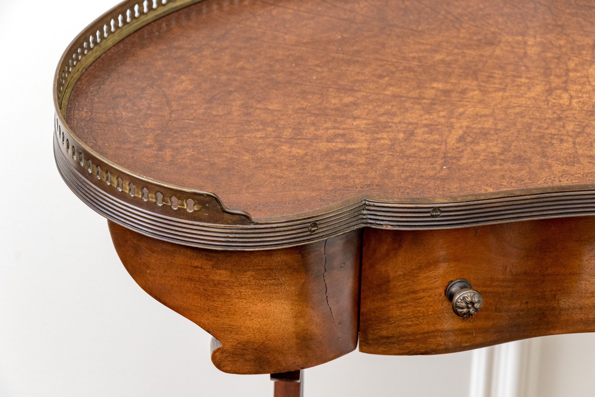 Quality Tooled Leather Top Kidney Form Table #2247081 | Auctionninja.com