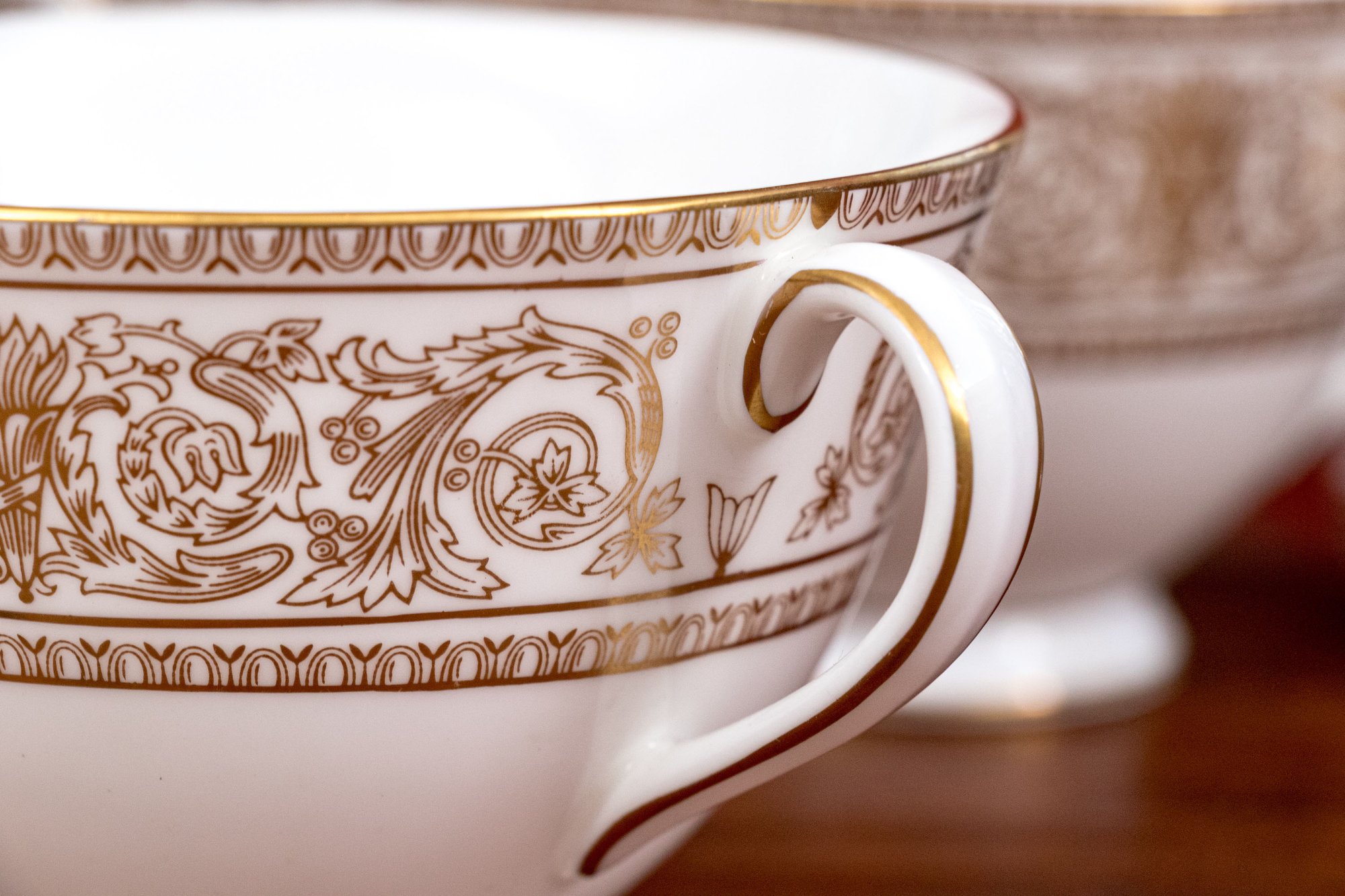 English Royal Doulton "Sovereign" China Service #2086201 | Auctionninja.com