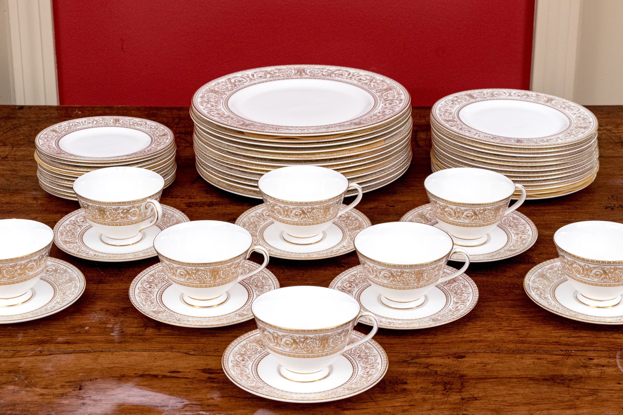 English Royal Doulton "Sovereign" China Service #2086201 | Auctionninja.com