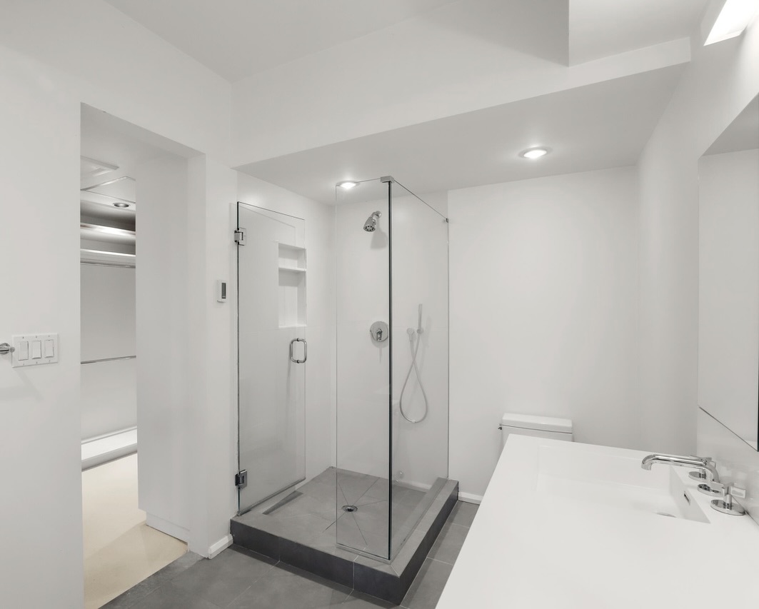 A Frameless Glass Shower Enclosure - Bath 1A #40808335 | Auctionninja.com