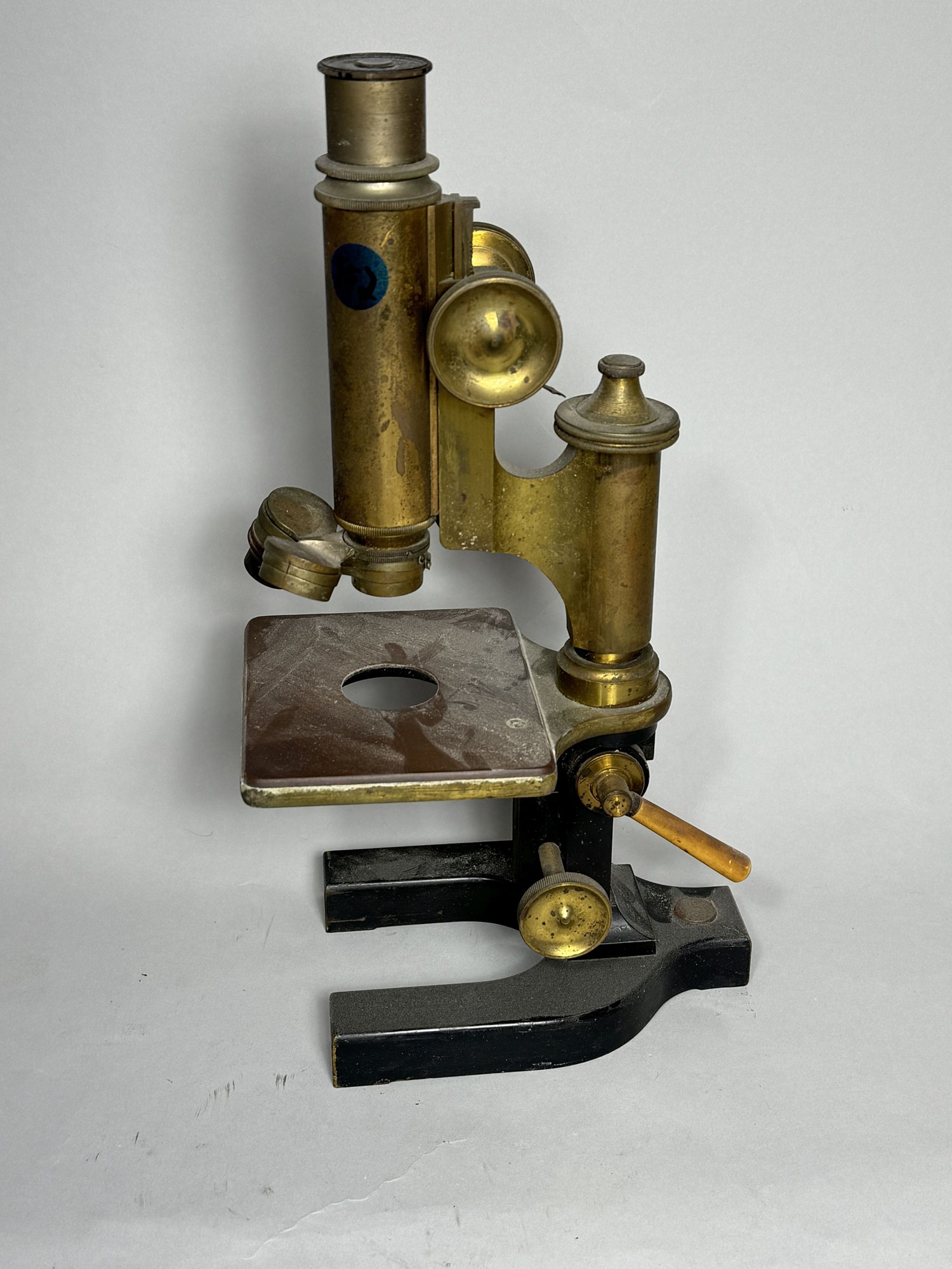 ANTIQUE BRASS MICROSCOPE #1931917 | Auctionninja.com