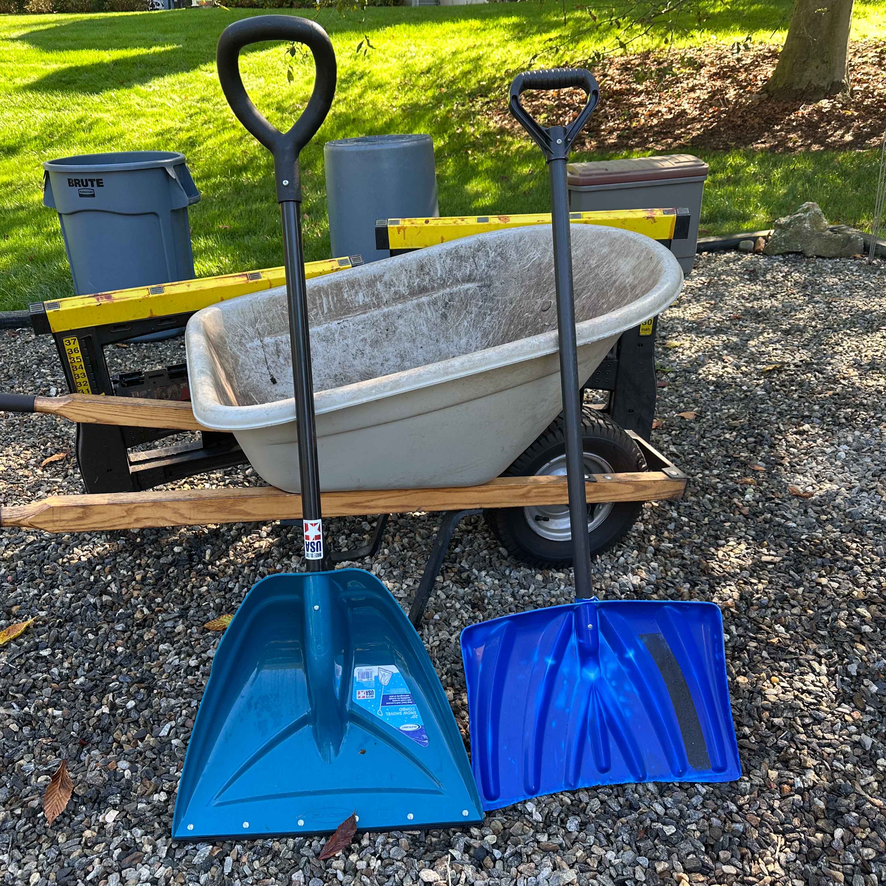 Suncast 20 Inch Snow Shovel With An 18 Inch Snow Shovel #2204959 ...
