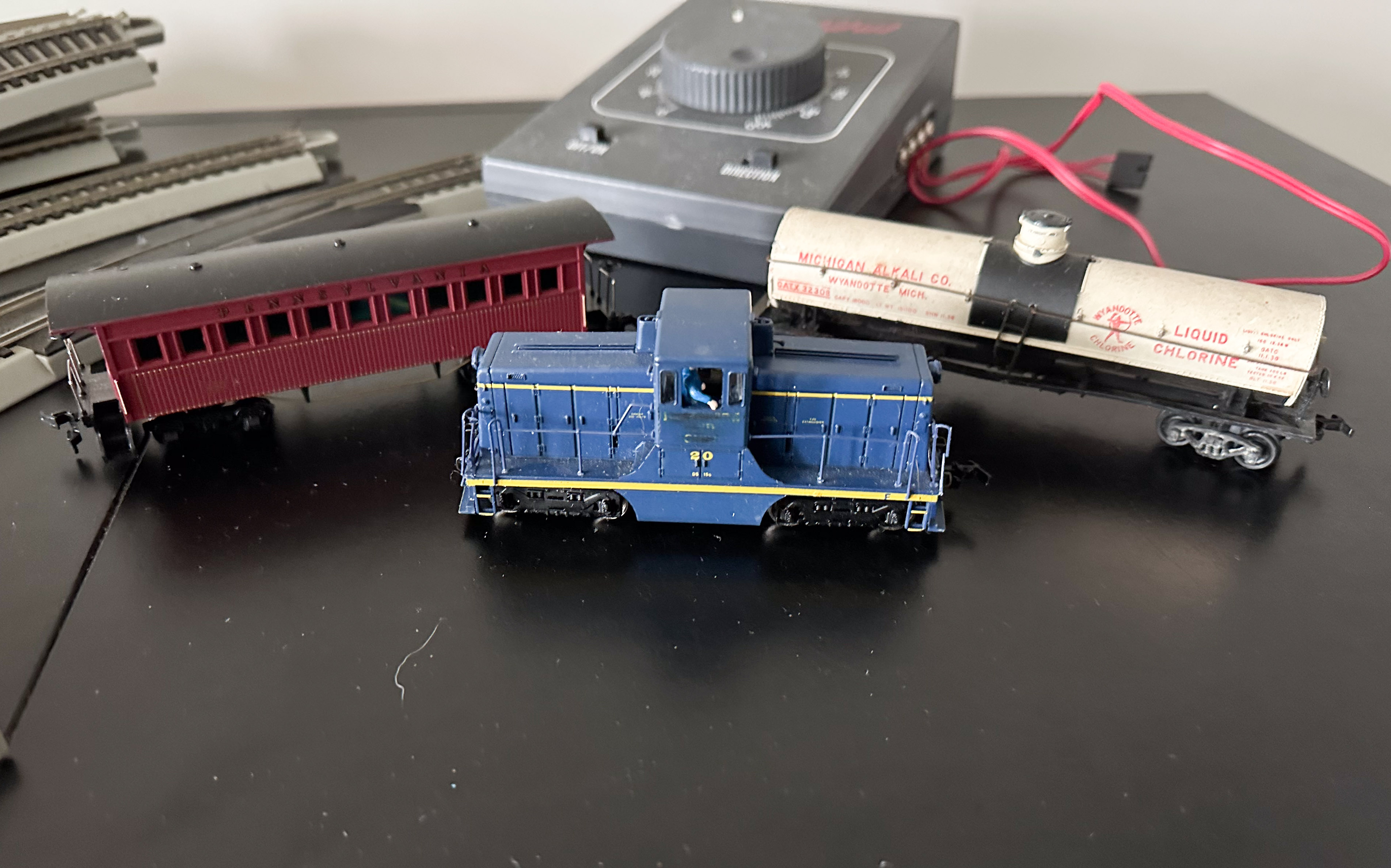 (3) Vintage Train Cars With Tracks And Spectrum Switcher #2272641 ...