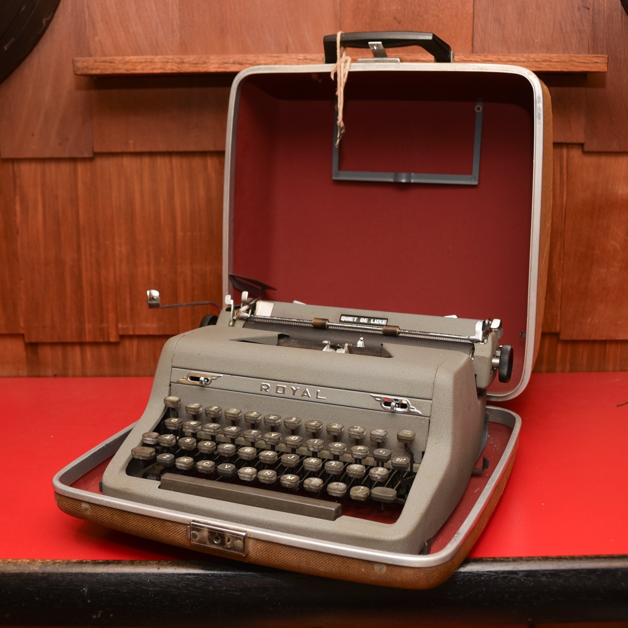 Vintage Royal Typewriter Quiet Deluxe With Carrying Case #1980054 ...