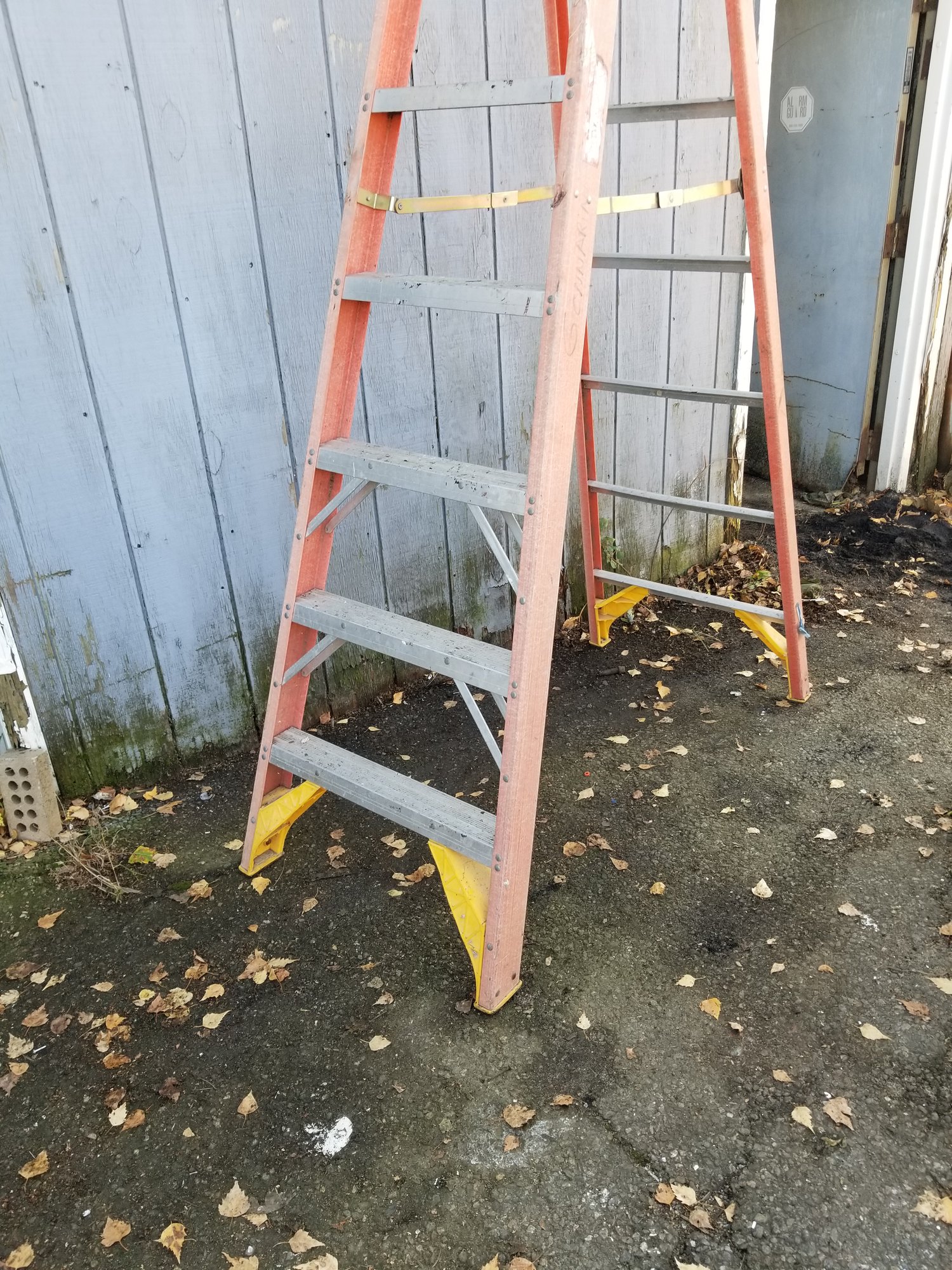 Werner 8 Ft Fiberglass Step Ladder #1677046 | Auctionninja.com