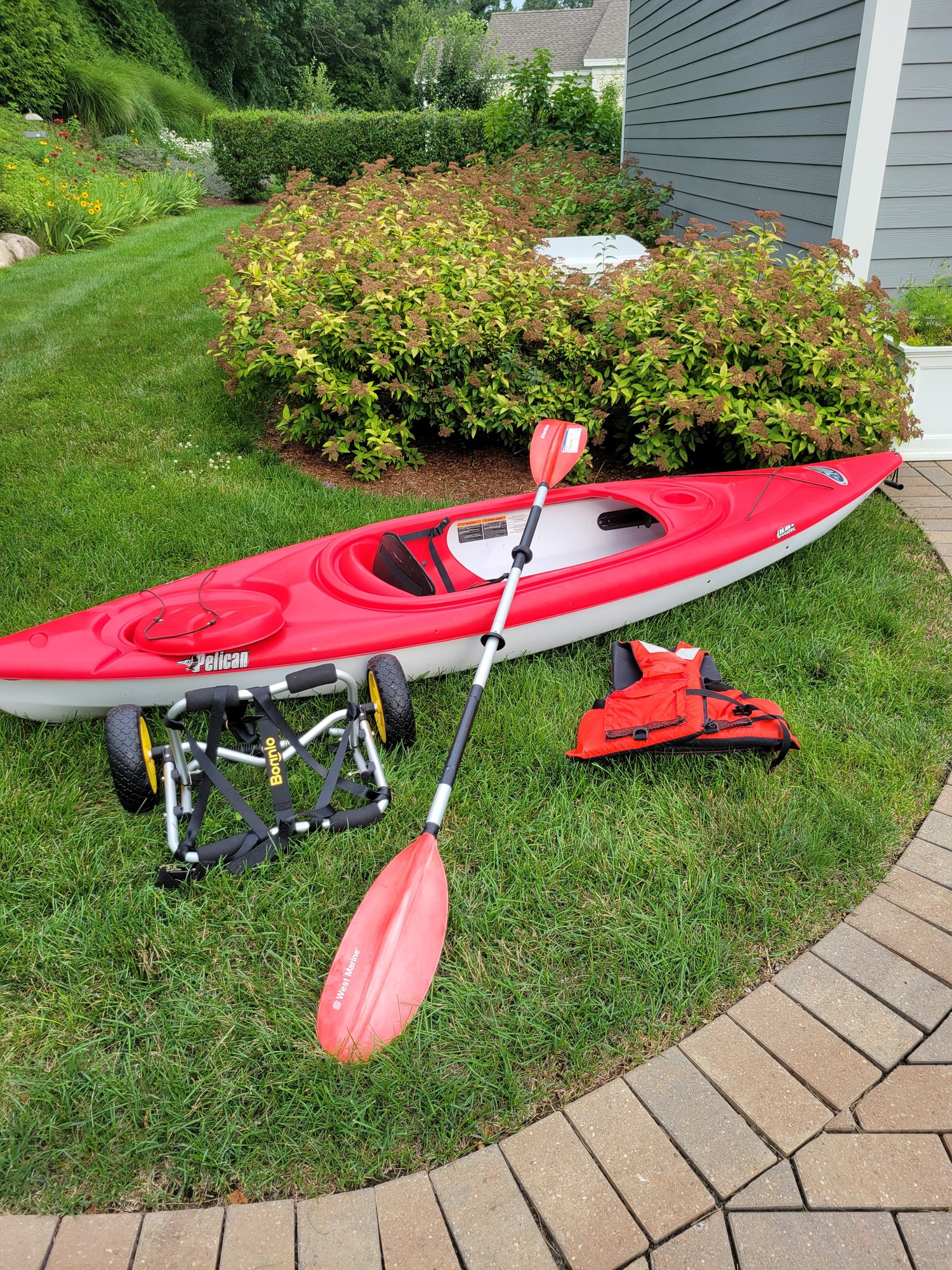 Pelican 10' Kyack With Cart / Oar / Life Vest #1905804 | Auctionninja.com