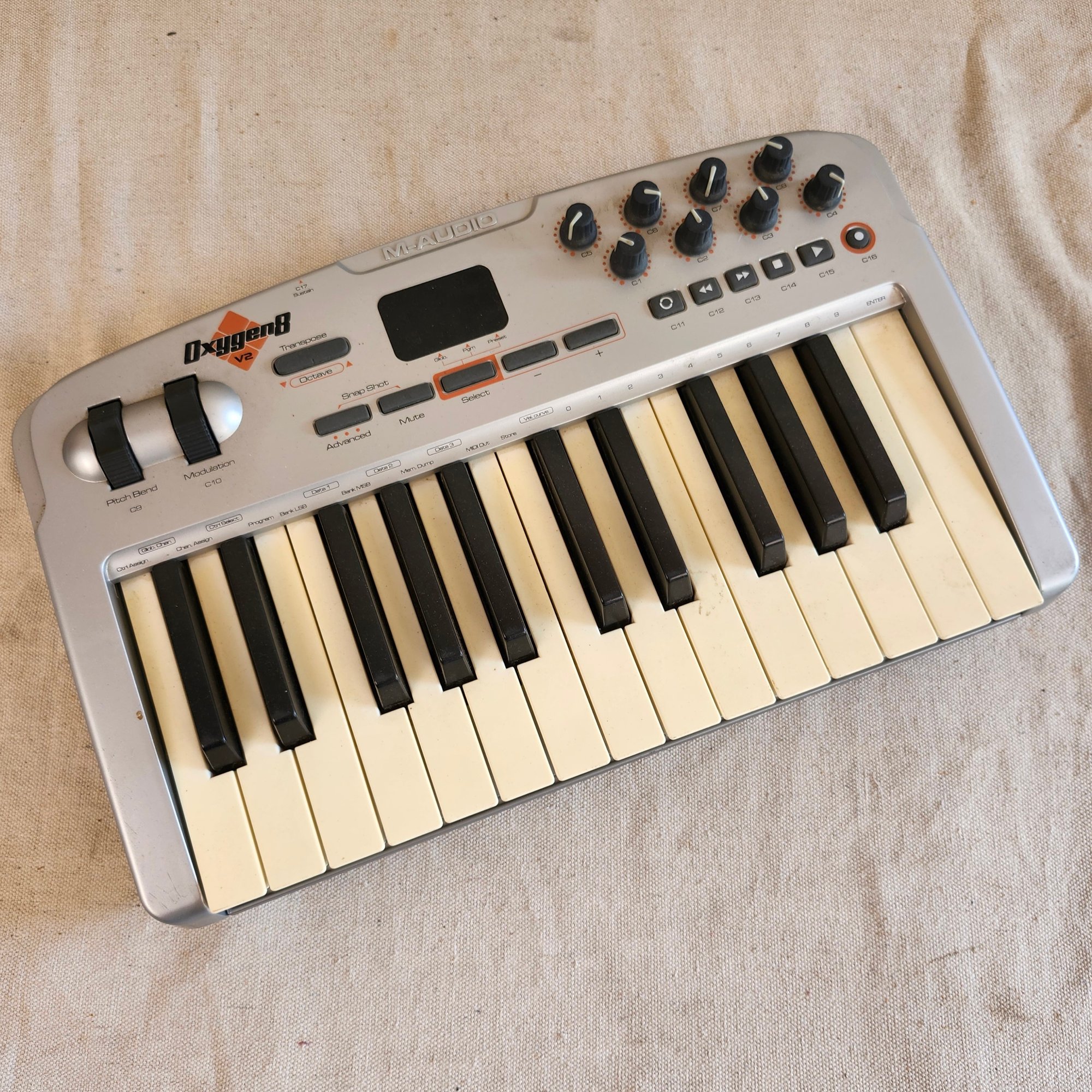 Oxygen8 V2 M-Audio Keyboard #1901384 | Auctionninja.com