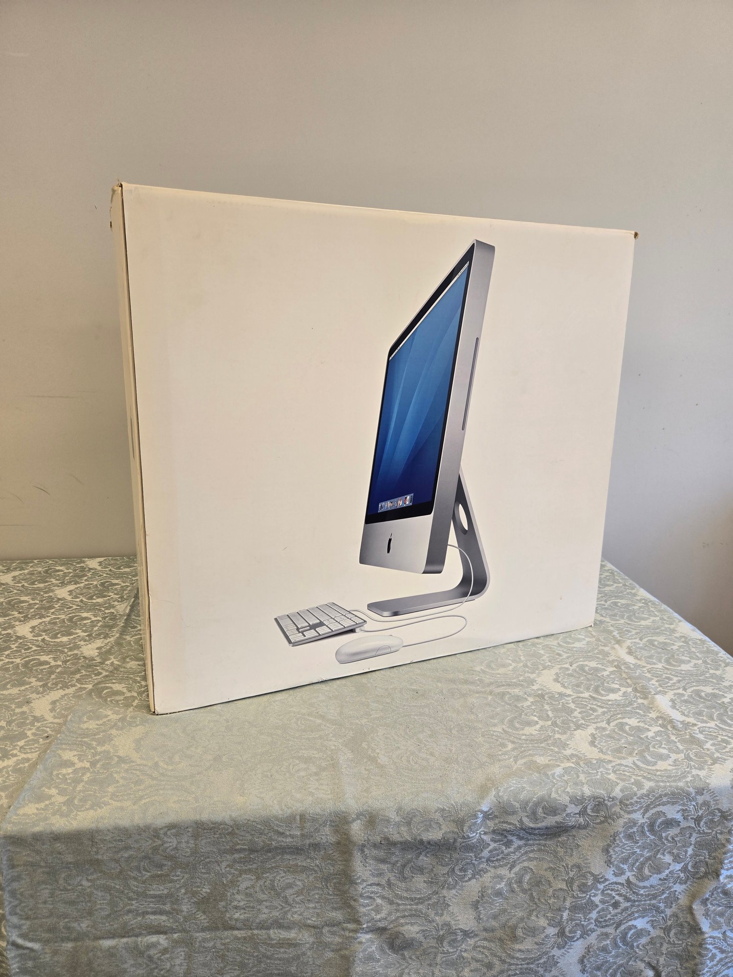 Apple 24" Widescreen Monitor And Keyboard #1924682 | Auctionninja.com