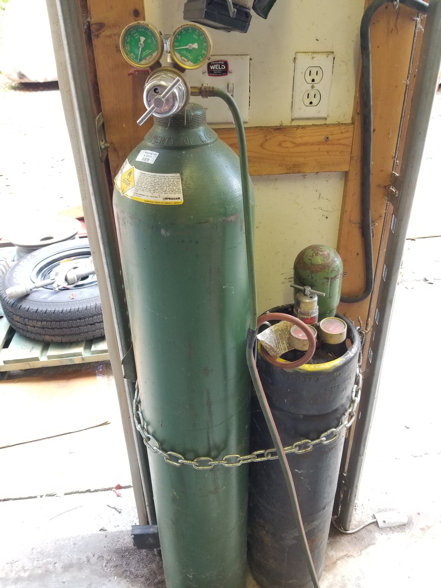 Oxygen And Acetylene Torch Tanks Cutting Torch #1984776 | Auctionninja.com