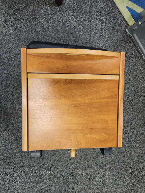 Levenger Rolling Office Ottoman Filing Cabinet #2036954 | Auctionninja.com