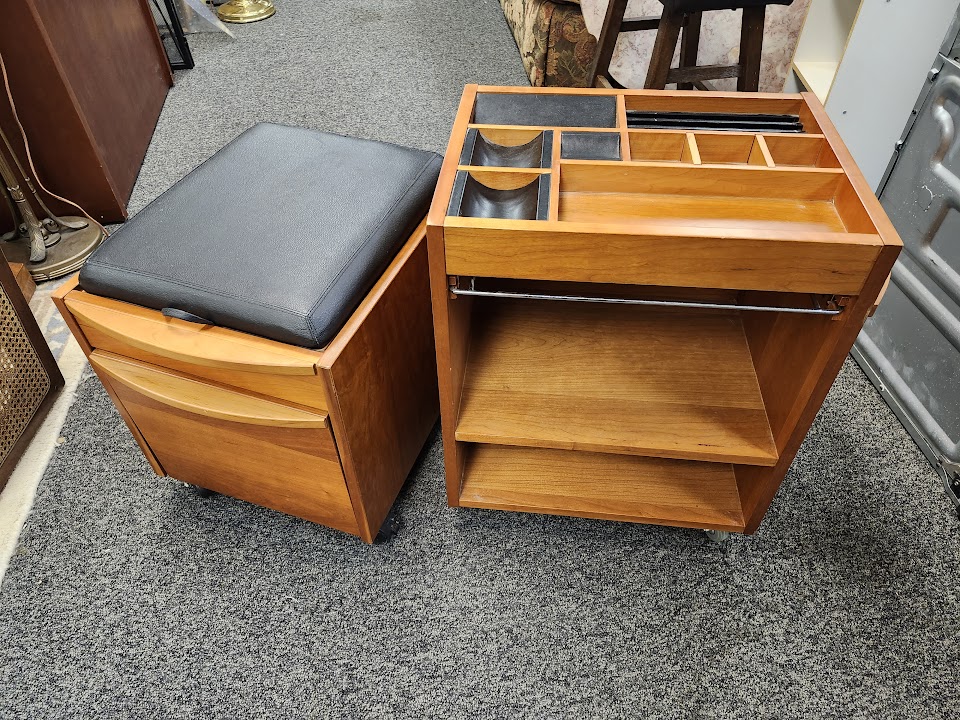 Levenger Rolling Office Ottoman Filing Cabinet #2036954 | Auctionninja.com