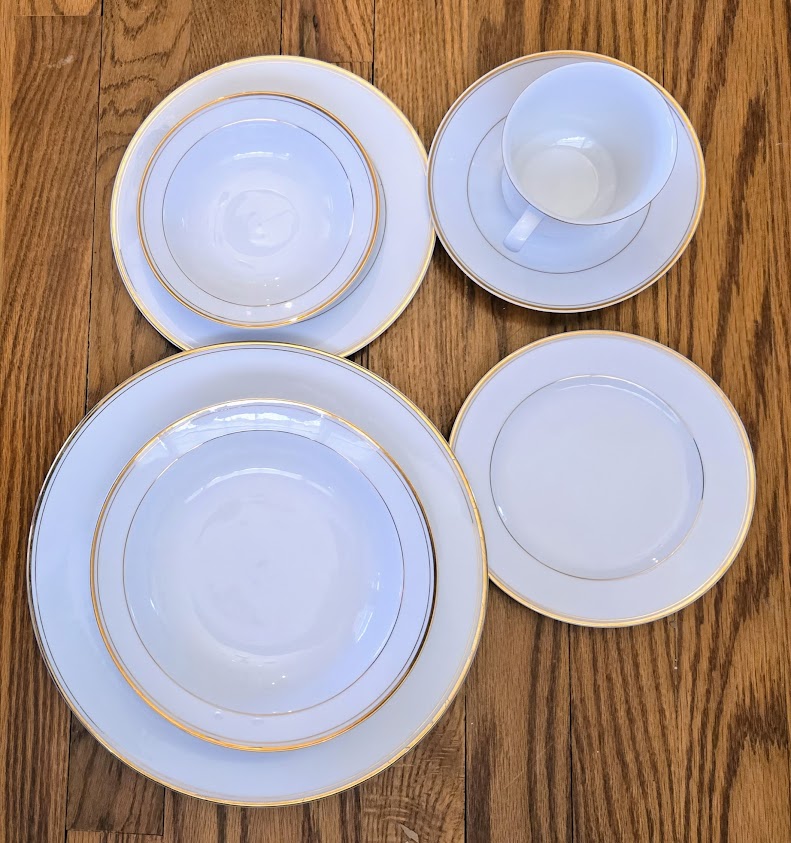 Entire Dinnerware Set Of 88 Pieces Elegant Gold Trimmed Crown Empire ...