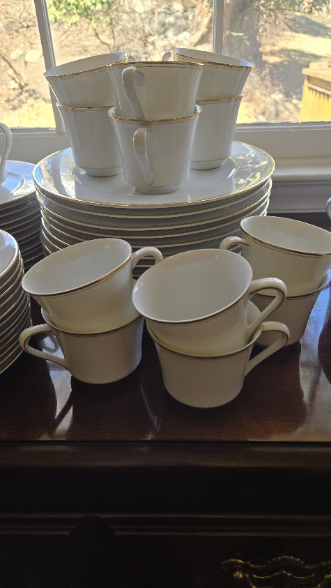 Entire Dinnerware Set Of 88 Pieces Elegant Gold Trimmed Crown Empire ...