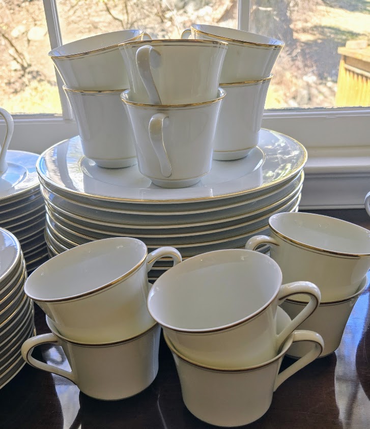Entire Dinnerware Set Of 88 Pieces Elegant Gold Trimmed Crown Empire ...
