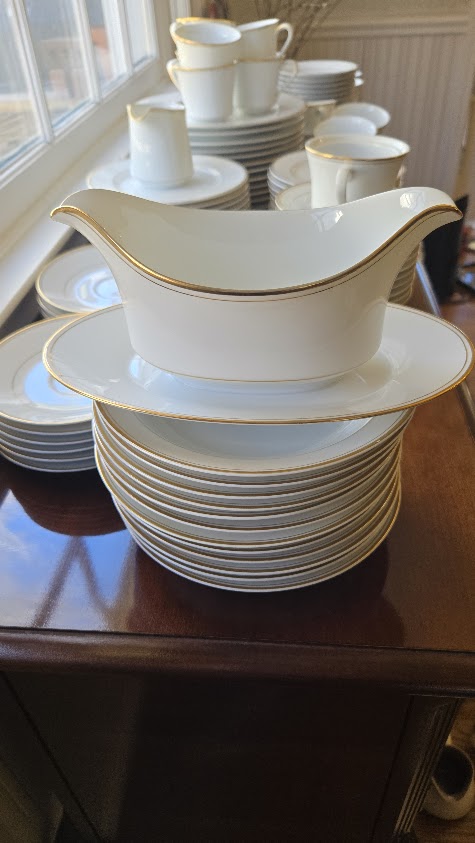 Entire Dinnerware Set Of 88 Pieces Elegant Gold Trimmed Crown Empire ...