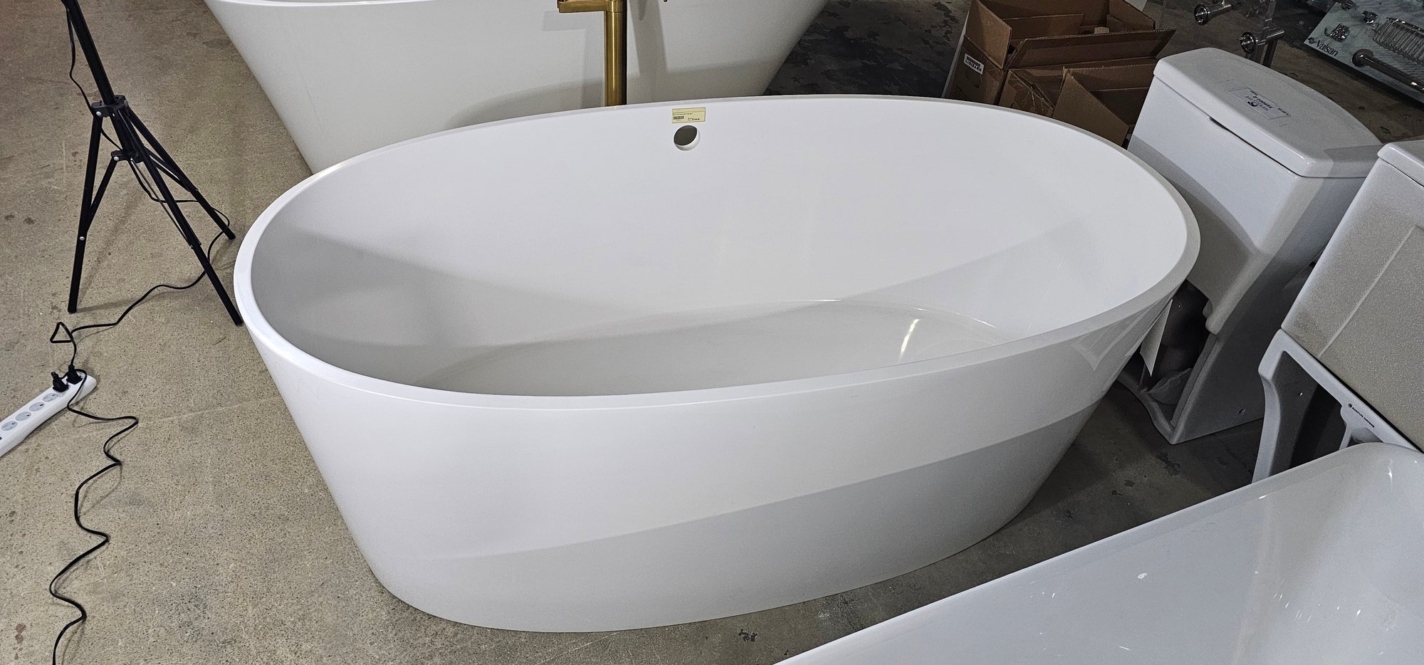 VICTORIA & ALBERT IOS White 59 X 32 Free-Standing Tub / Retail Price ...
