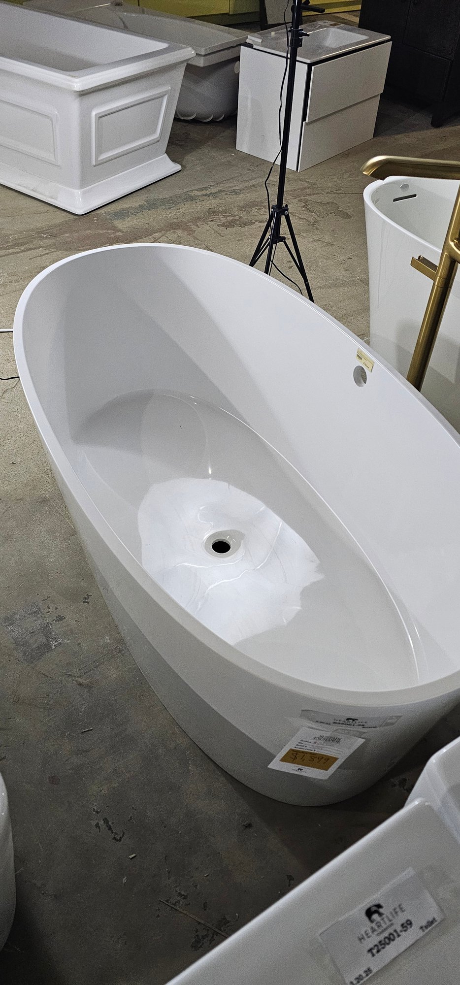 VICTORIA & ALBERT IOS White 59 X 32 Free-Standing Tub / Retail Price ...