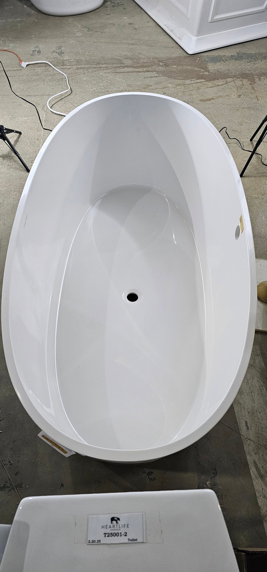 VICTORIA & ALBERT IOS White 59 X 32 Free-Standing Tub / Retail Price ...