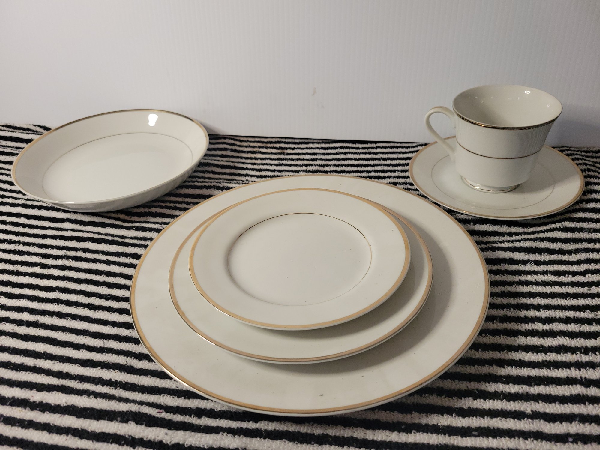 Royal Gallery "Jessica" Fine China Set. Made In Japan #2120296 ...