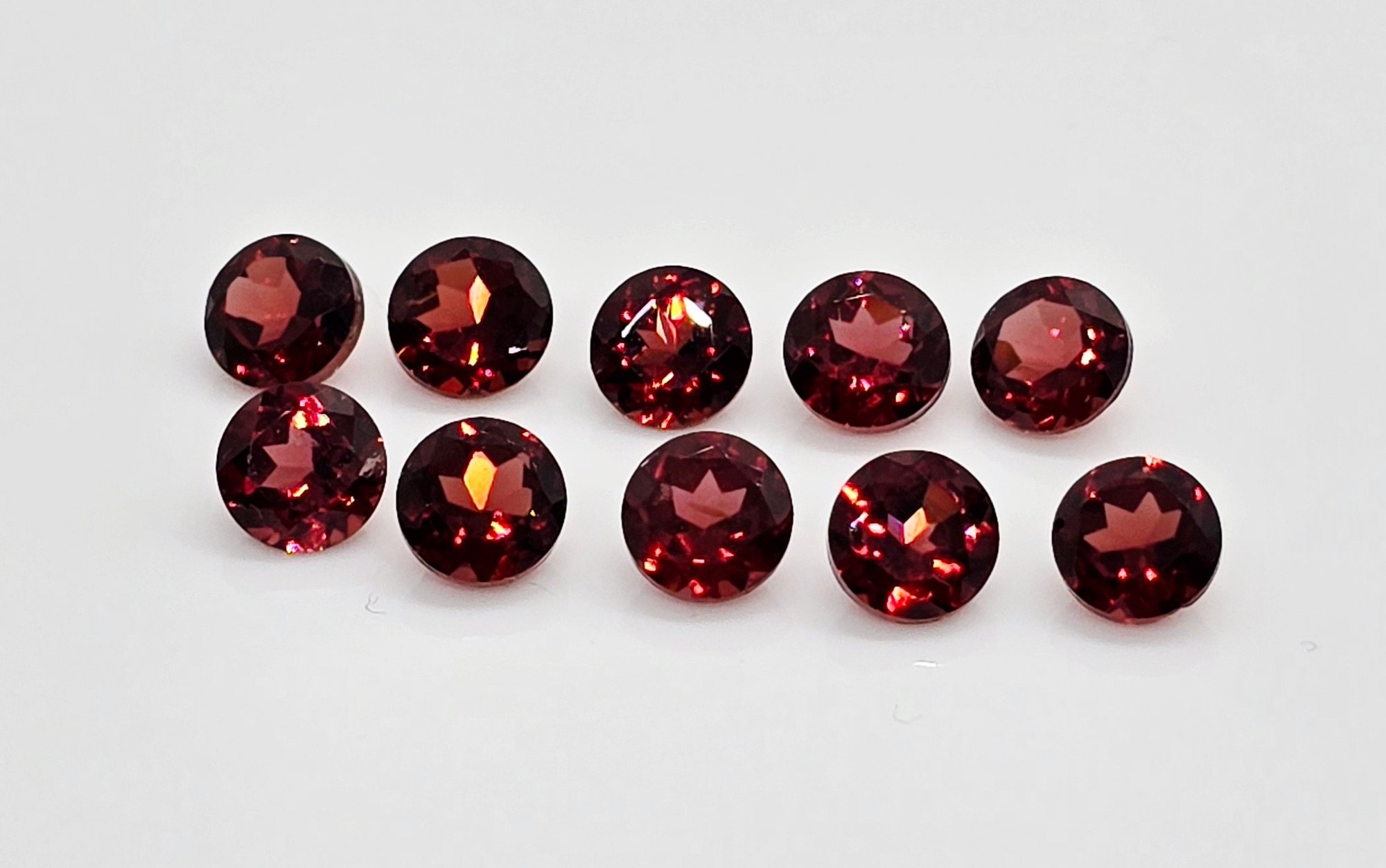10 Red Garnets #2155339 | Auctionninja.com
