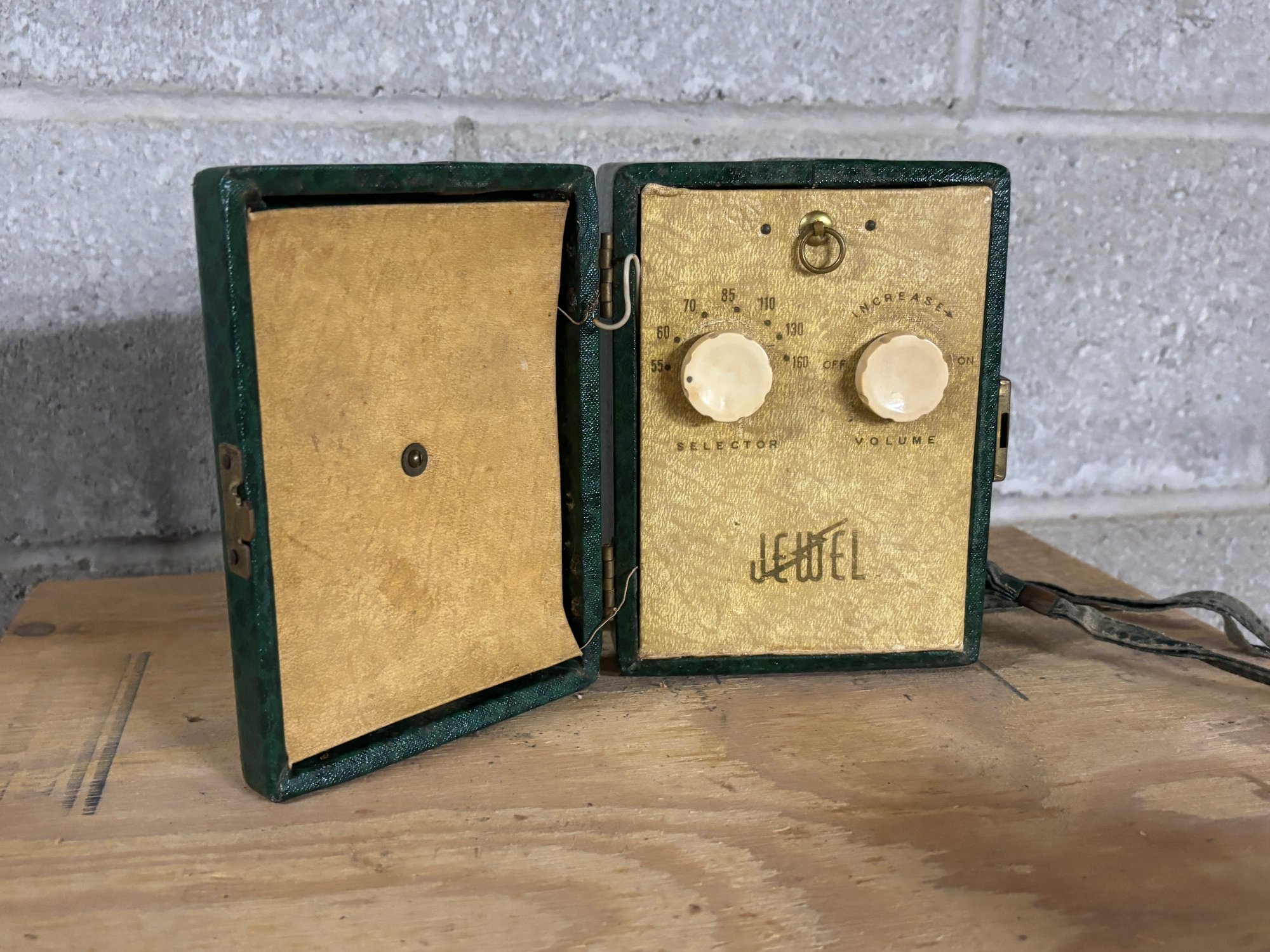 Vintage Jewel Radio Retro Green Box With Gold Detailing And Classic ...