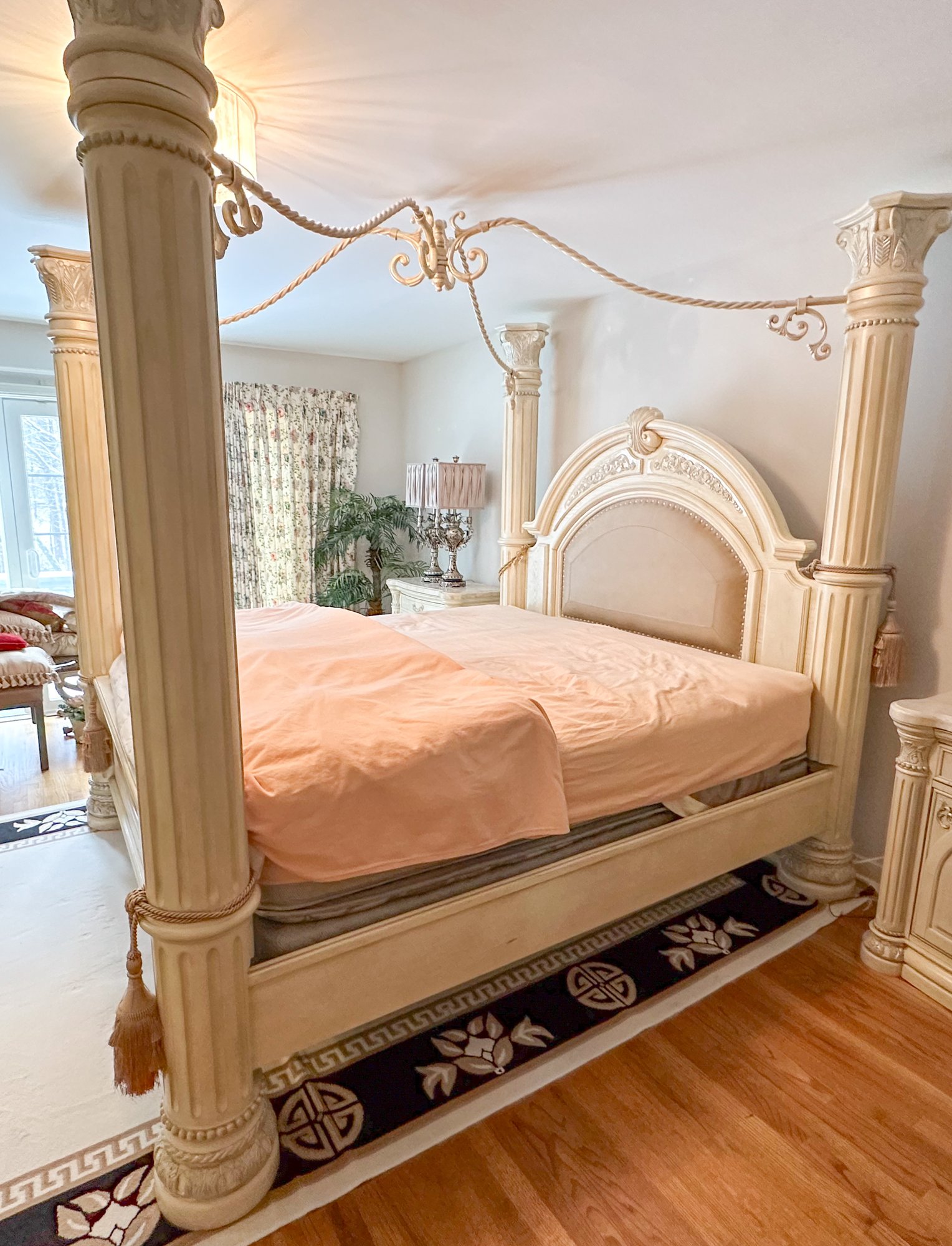 AICO By Michael Amini Monte Carlo King Size Bed #2043867 | Auctionninja.com