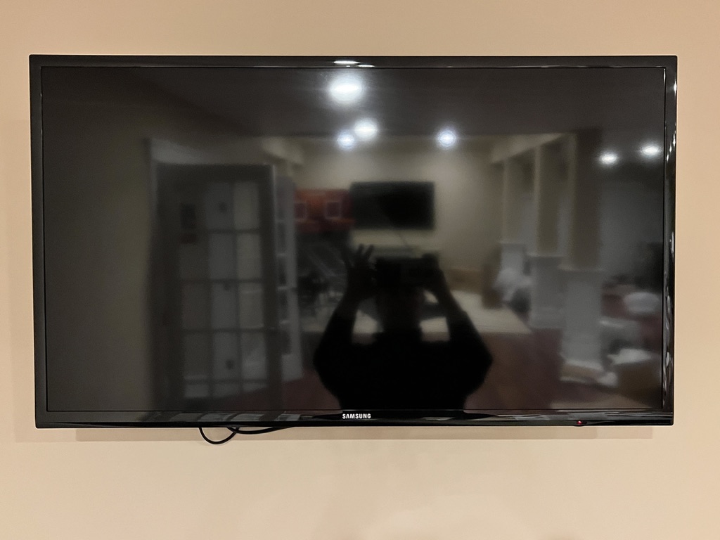 40" Samsung Flat TV With Bell'O Pro Wall Mount #1812448 | Auctionninja.com