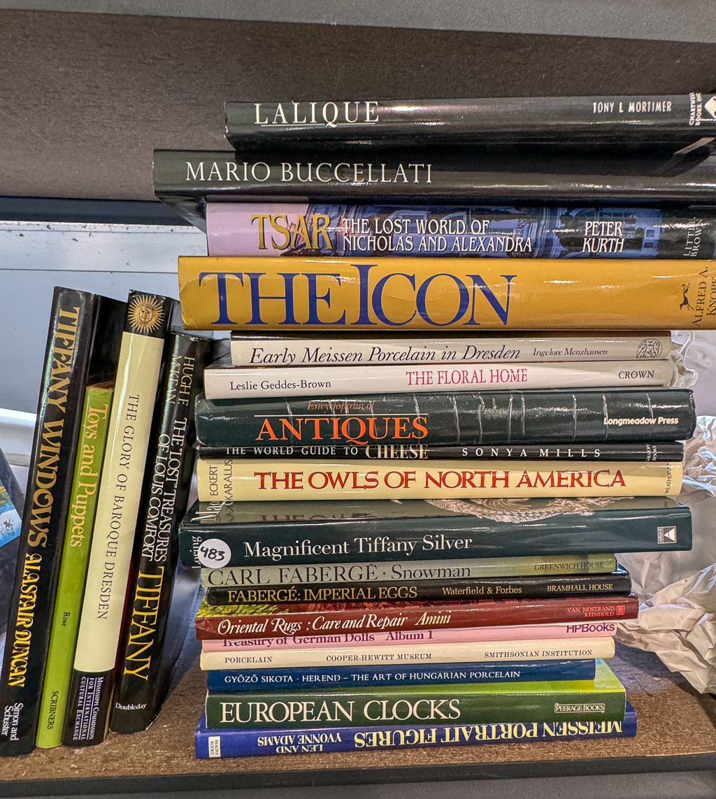 LARGE LOT OF BOOKS ON ANTIQUES #1933313 | Auctionninja.com